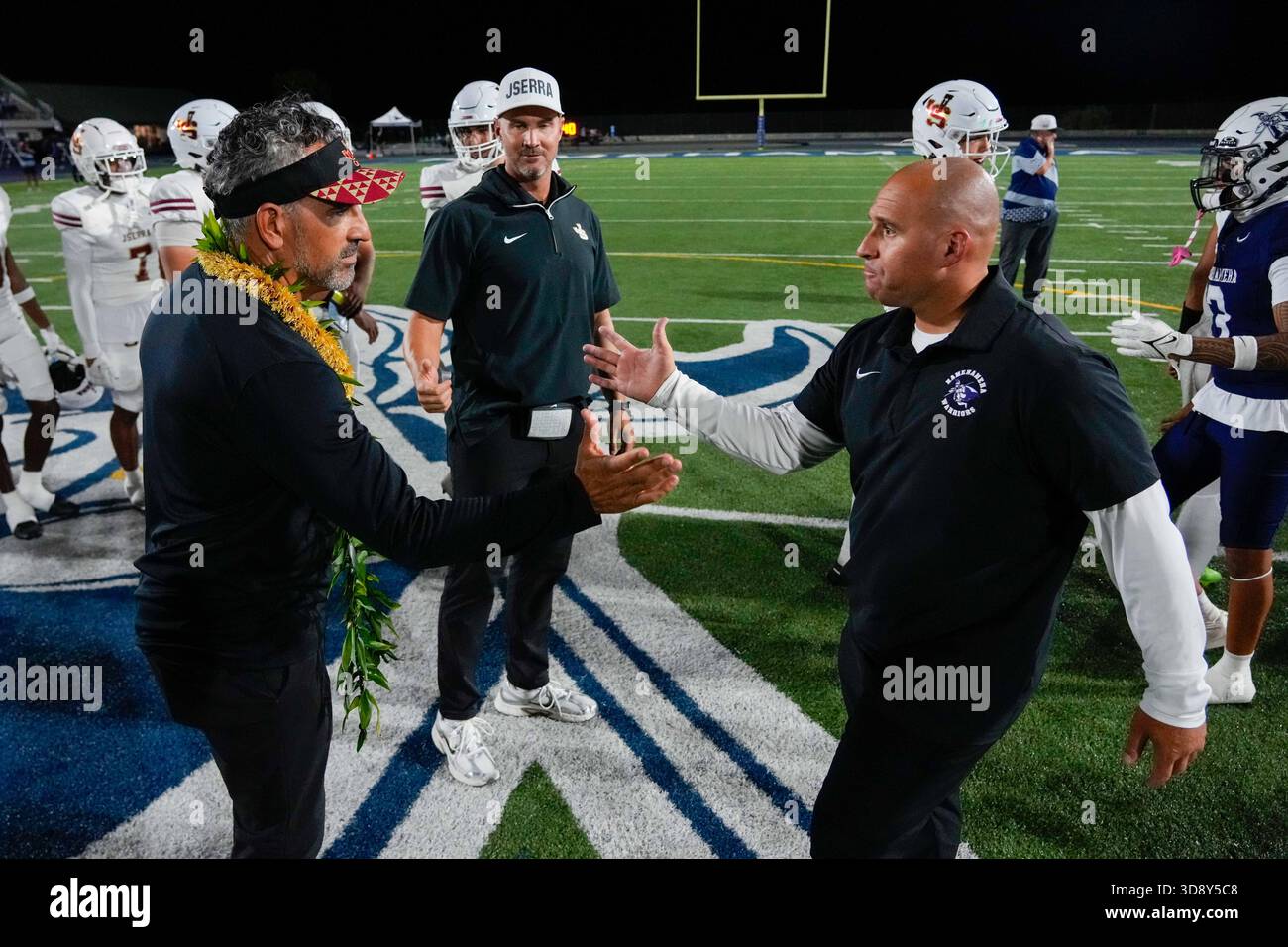 JSerra Lions head coach Victor Santa Cruz and Kamehameha Warriors head ...