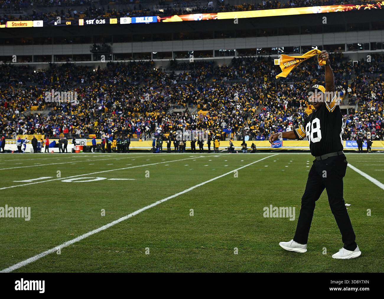 Former Pittsburgh Steelers player Lynn Swann leads the terrible towel ...