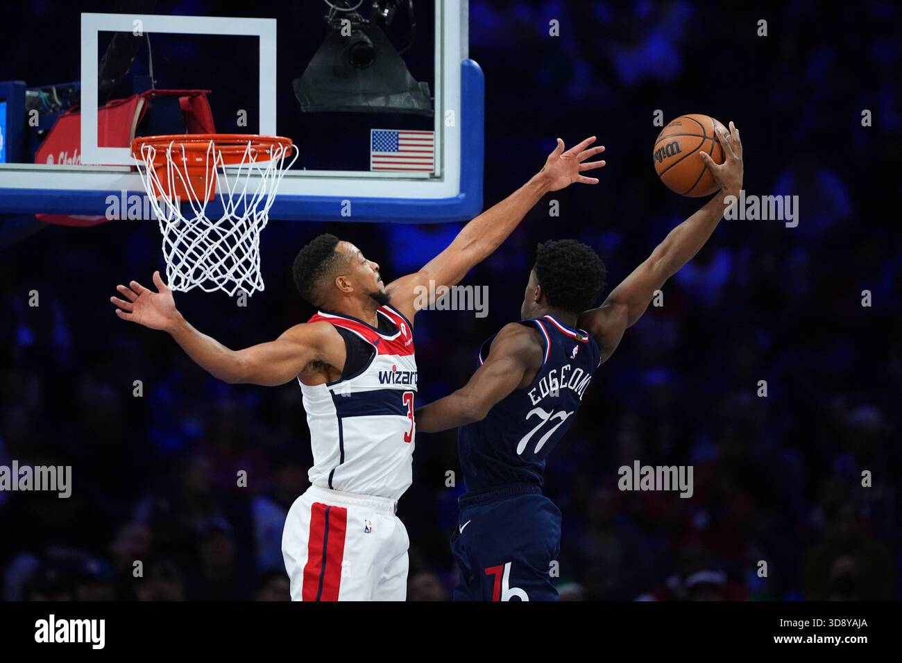 Philadelphia 76ers' VJ Edgecombe, right, goes up for a dunk against ...