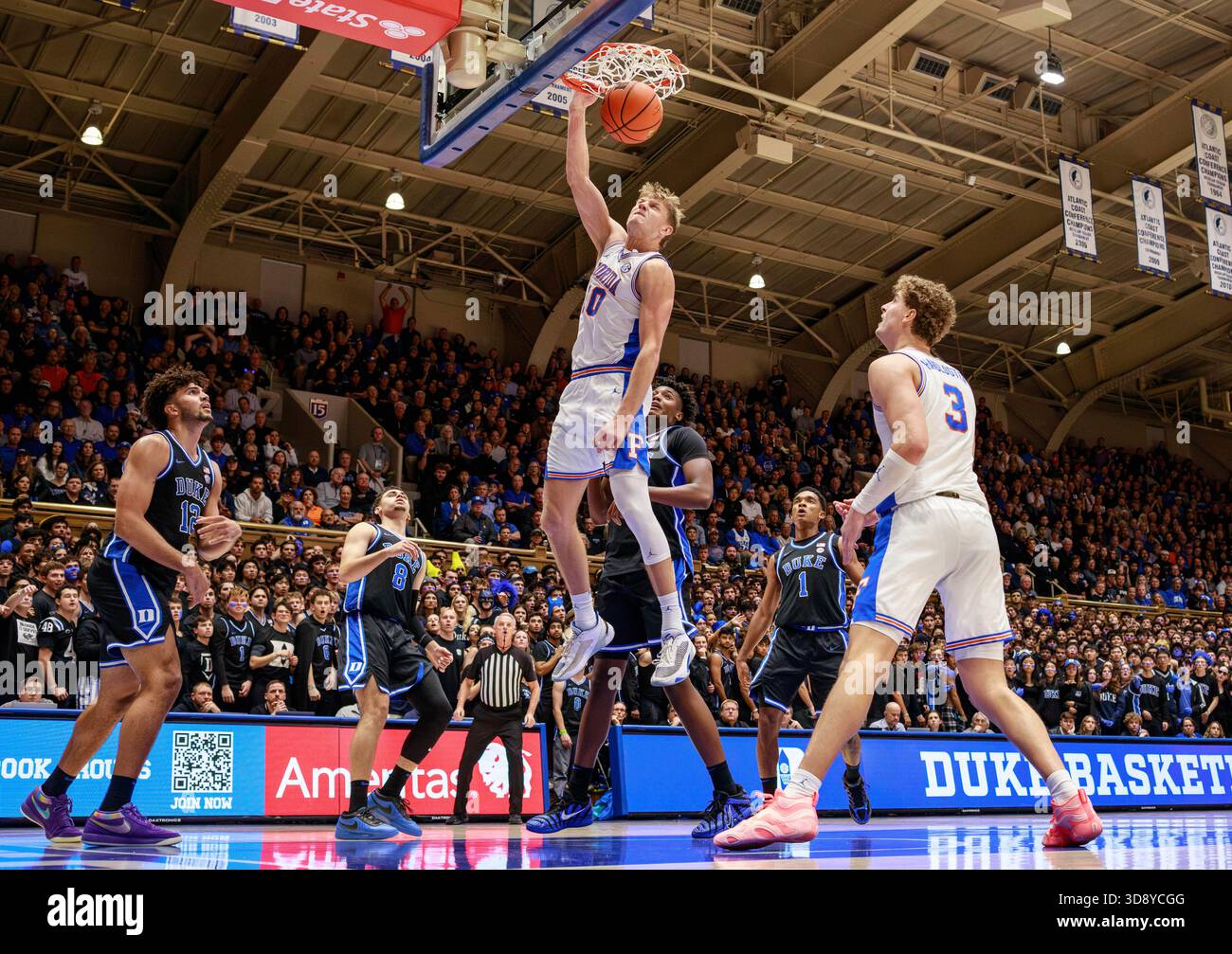 Florida's Thomas Haugh (10) dunks during the first half of an NCAA ...
