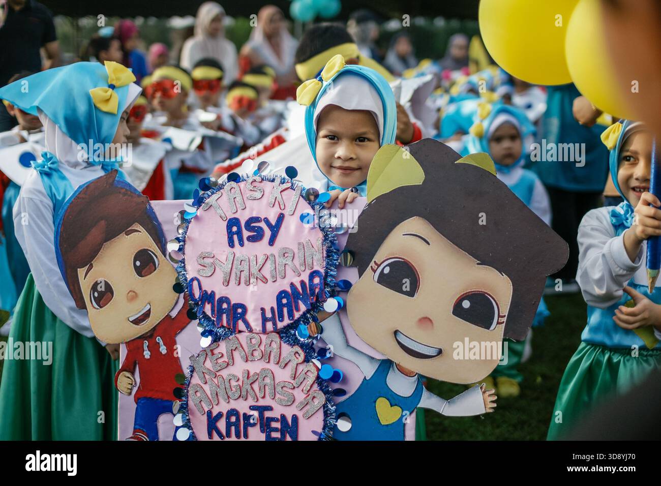 ULU KINTA, PERAK, MALAYSIA – MAY 13, 2018: Children in blue and green ...