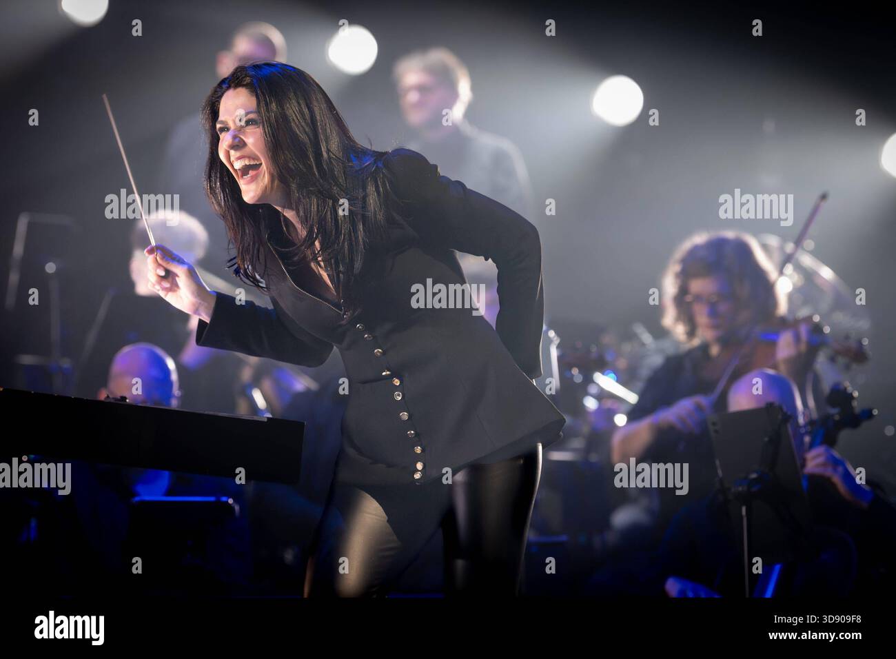 02.12.2025, Dirigentin Alexandra Arrieche, im Hintergrund Mitglieder ...