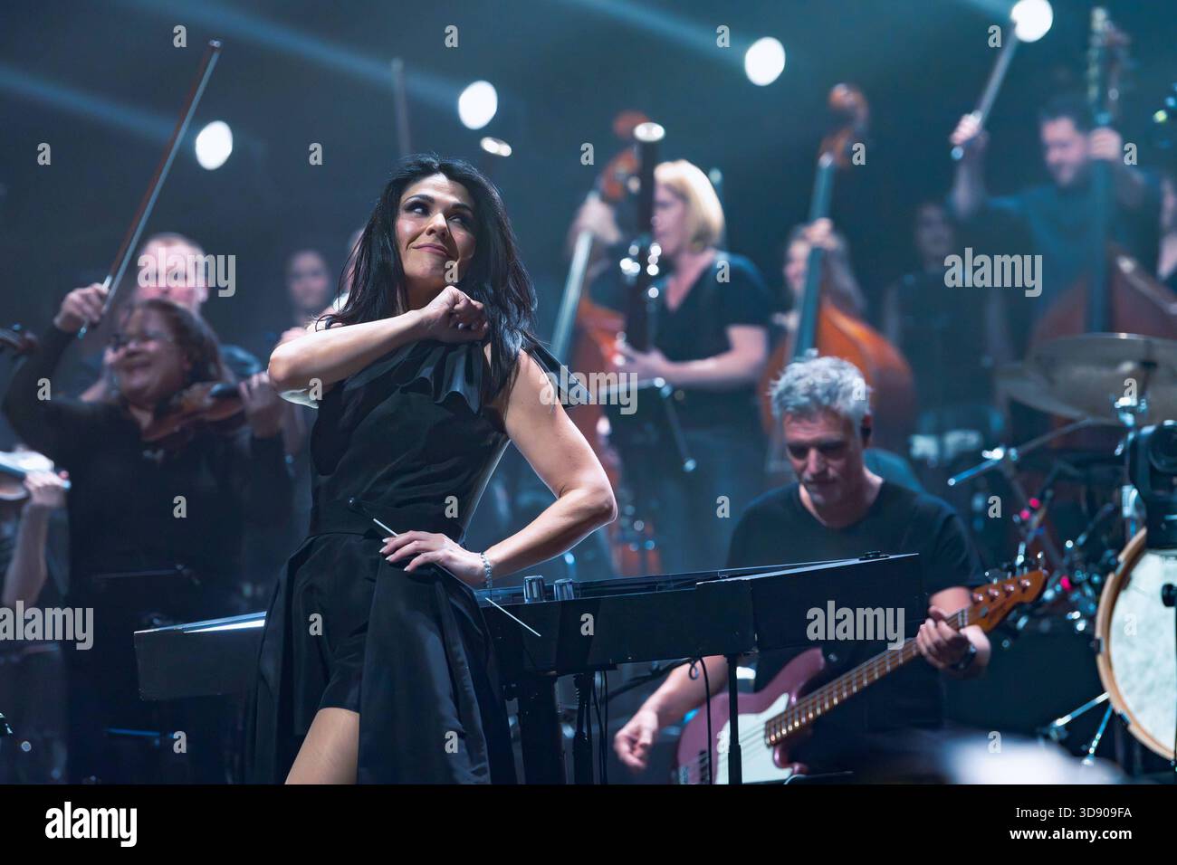 02.12.2025, Dirigentin Alexandra Arrieche, im Hintergrund Mitglieder ...