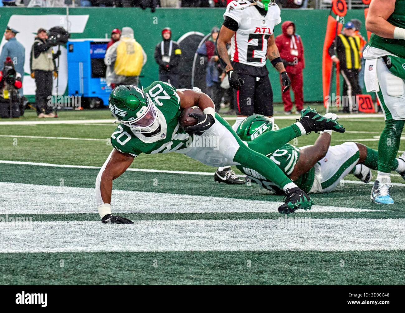 New York Jets running back Breece Hall (20) scores a touchdown against ...