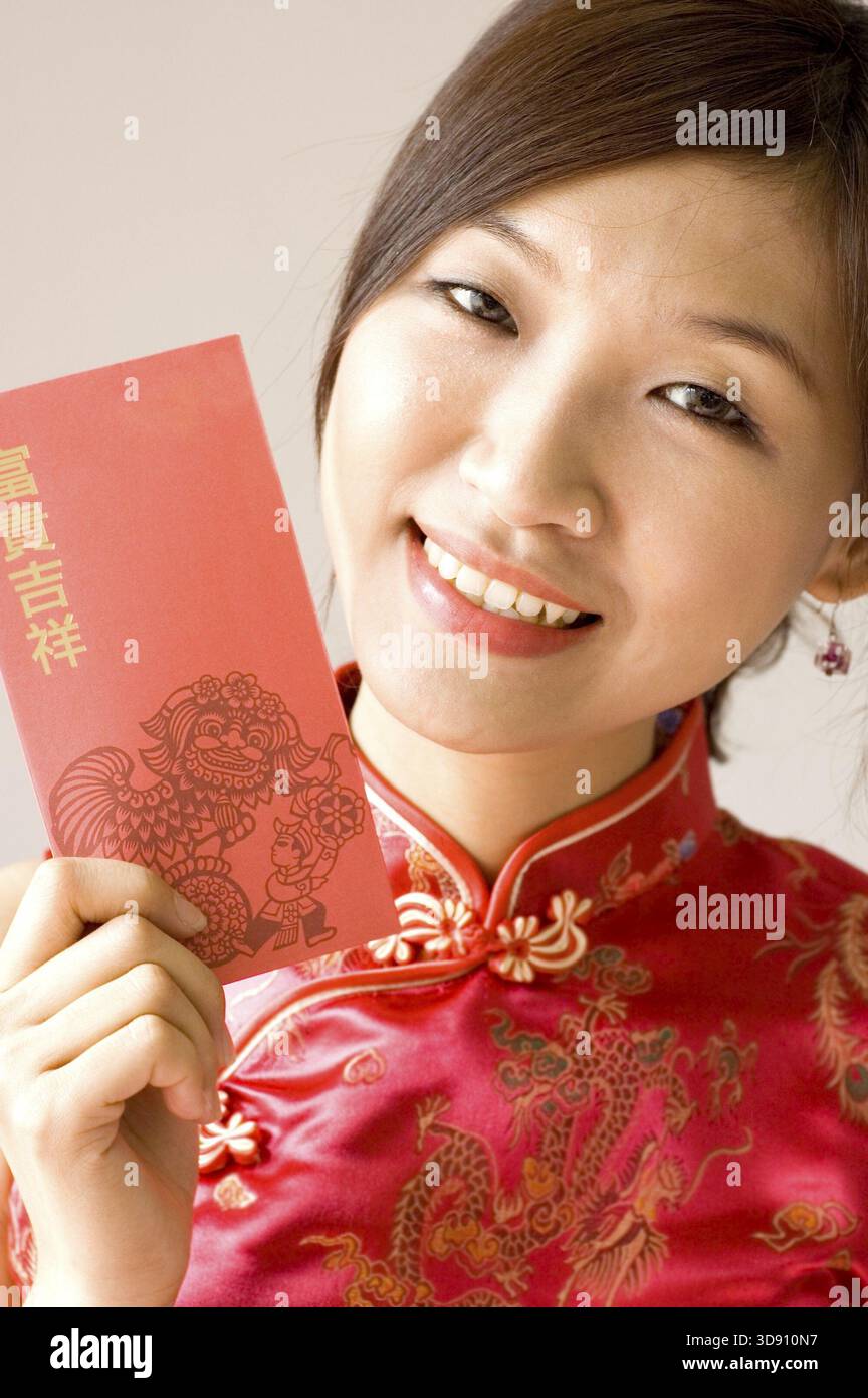 Pretty chinese woman cheongsam hi-res stock photography and images - Alamy
