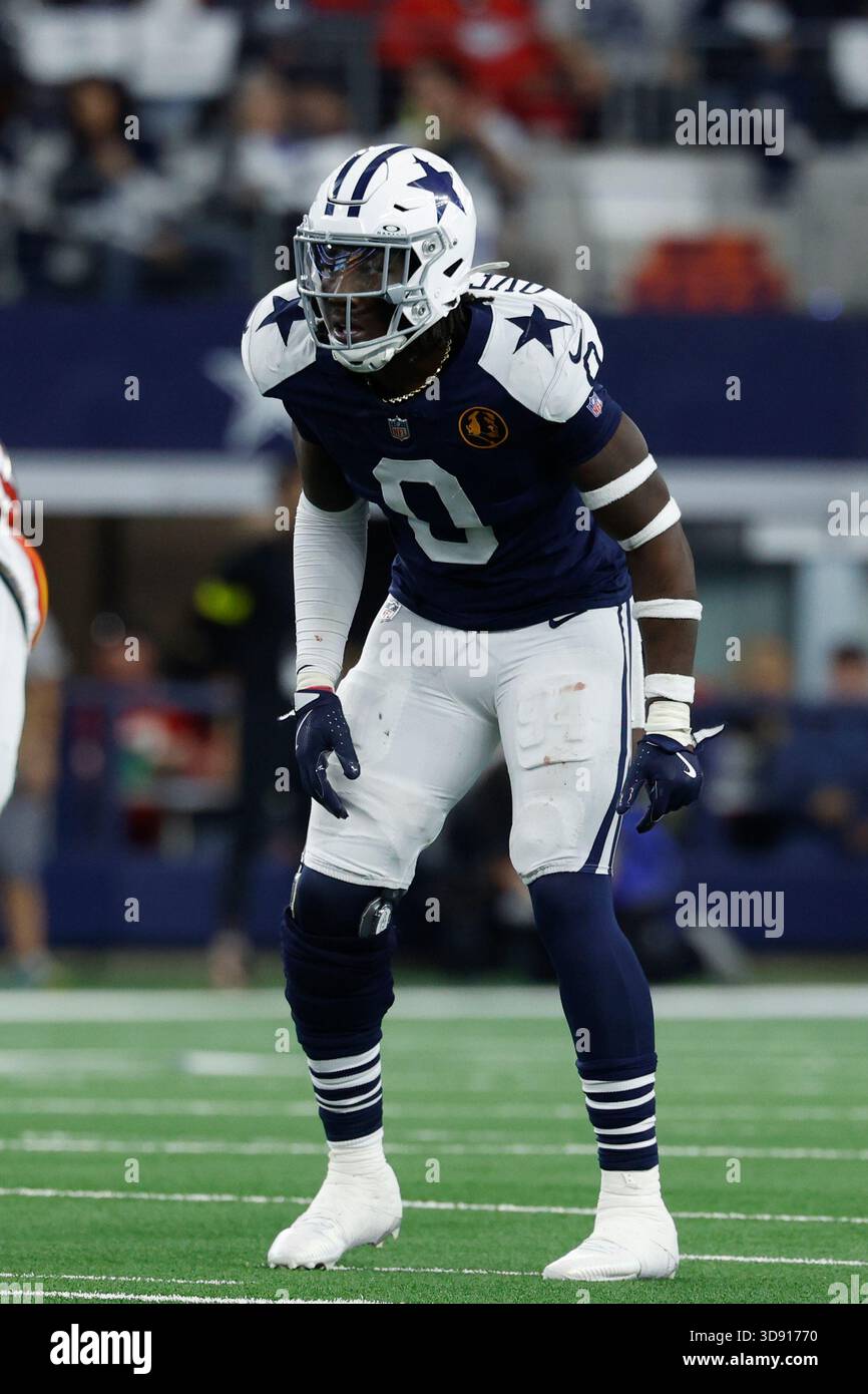 Dallas Cowboys linebacker DeMarvion Overshown (0) lines up for the snap ...