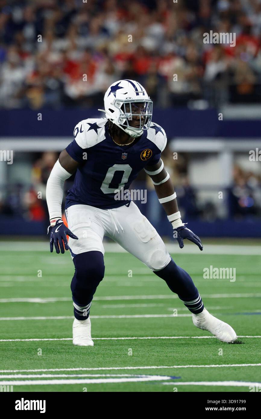 Dallas Cowboys linebacker DeMarvion Overshown (0) looks to defend ...