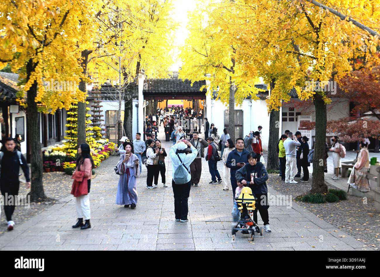 Tourists admire winter scenery at Huqiu Mountain scenic spot in Suzhou ...