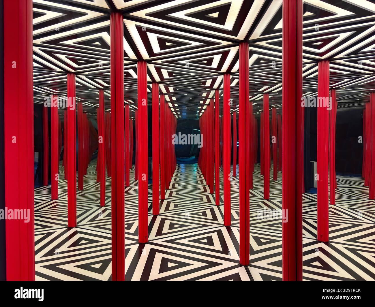 8 ft tall mirror maze hi-res stock photography and images - Alamy