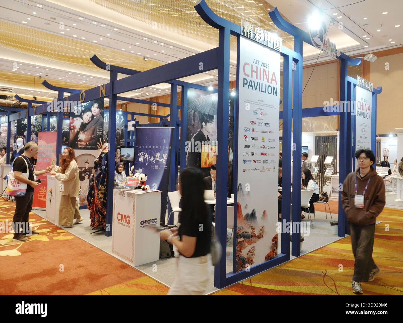 (251203) -- SINGAPORE, Dec. 3, 2025 (Xinhua) -- People visit the China ...