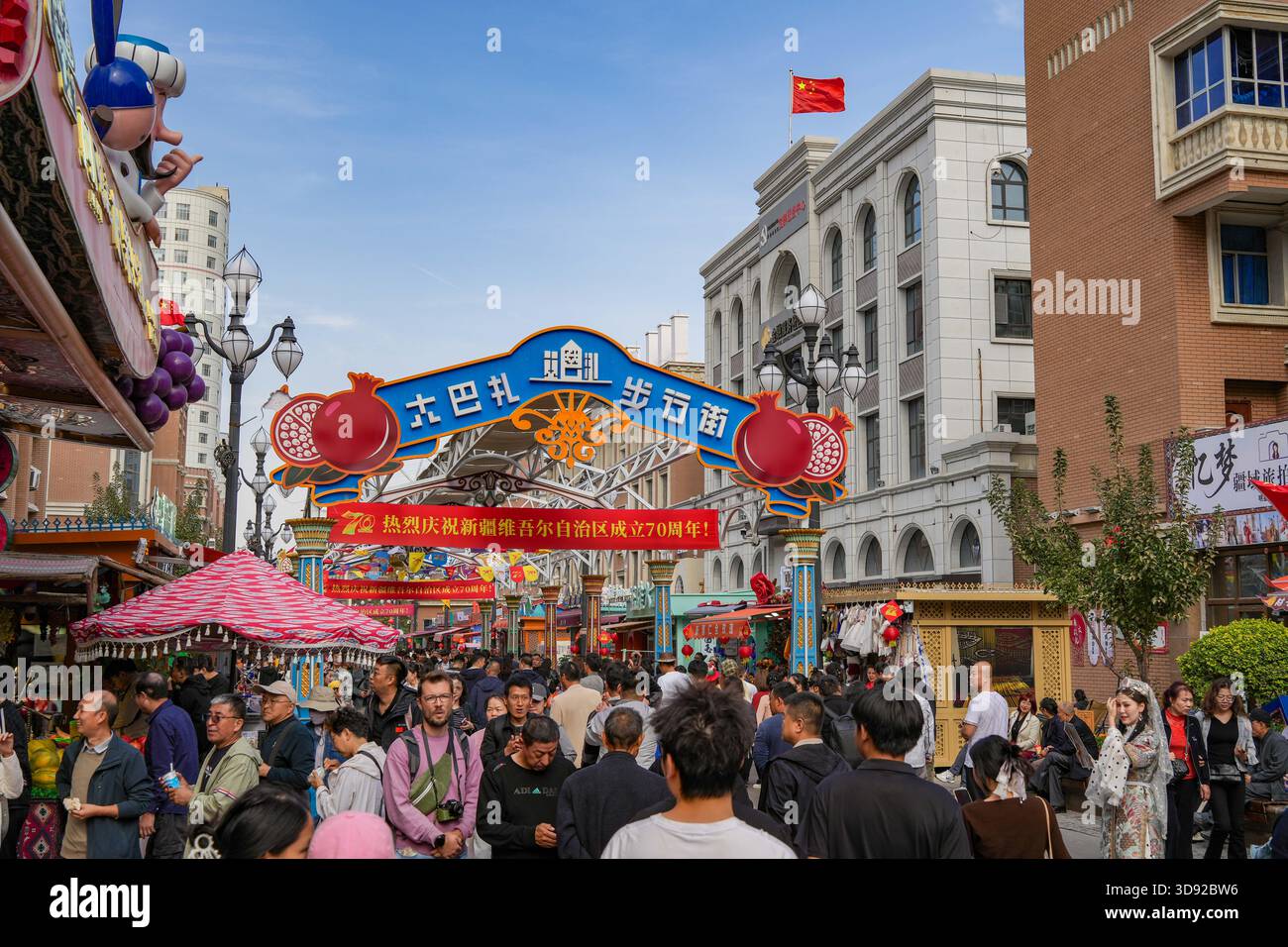 (251203) -- URUMQI, Dec. 3, 2025 (Xinhua) -- Tourists visit the ...