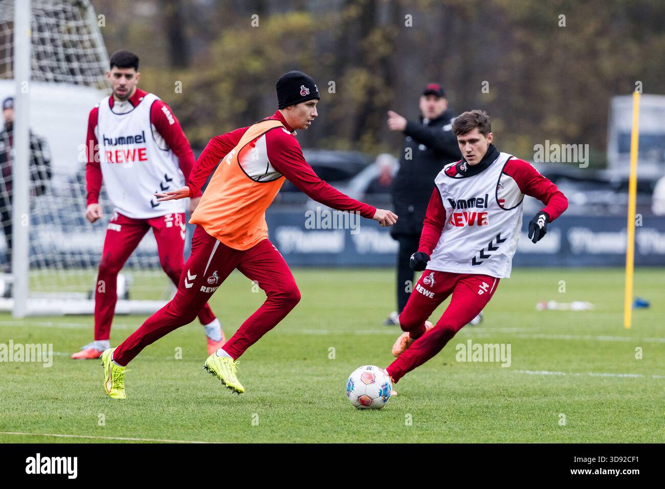 Tackle Denis Huseinbasic (1. FC Cologne, 8), Alessio Castro-Montes (1 ...