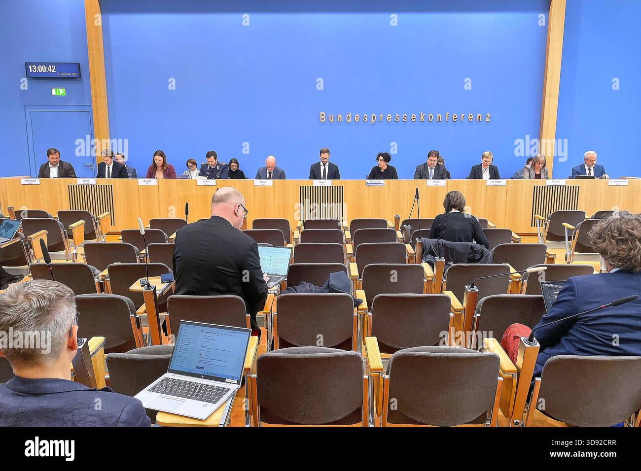 Berlin, Deutschland, 03.12.2025: Bundespressekonferenz: Regierungspressekonferenz: L-R unter ...
