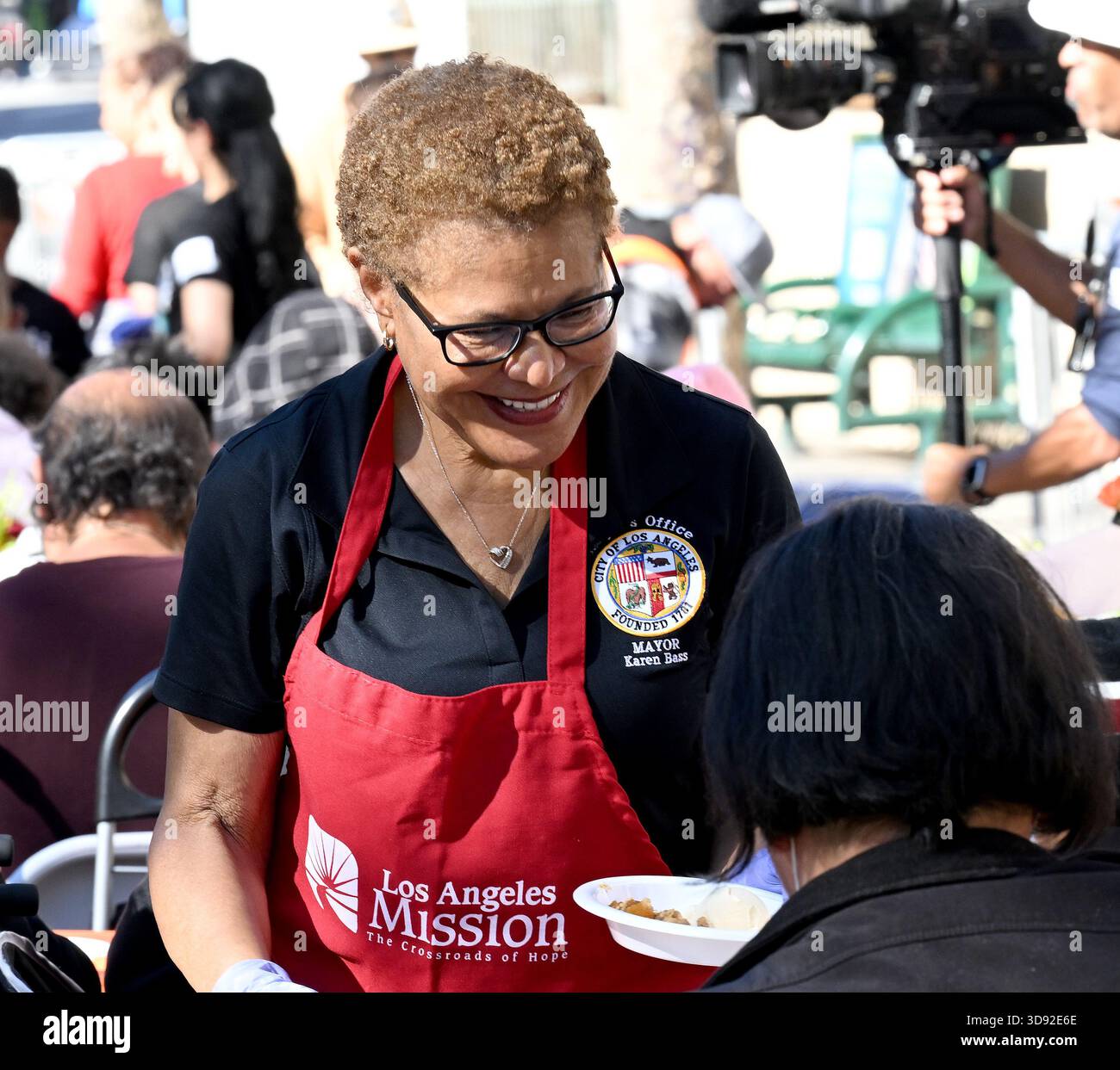 Los Angeles Mayor Karen Bass serves free lunch to the homeless at the ...