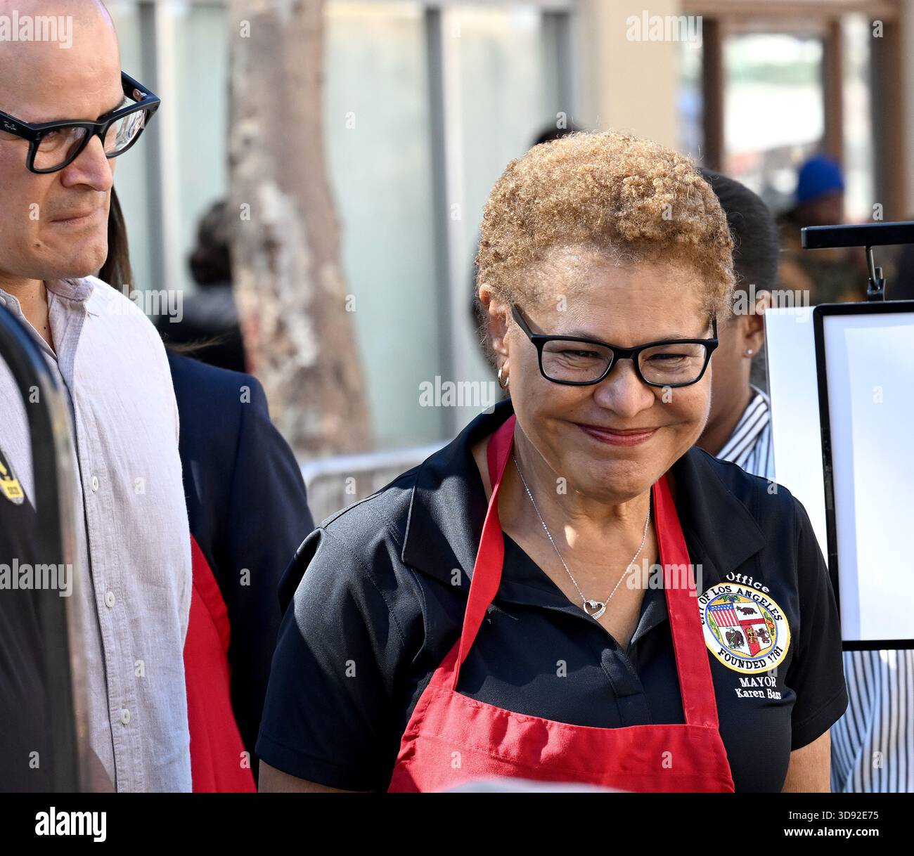 Los Angeles Mayor Karen Bass serves free lunch to the homeless at the ...