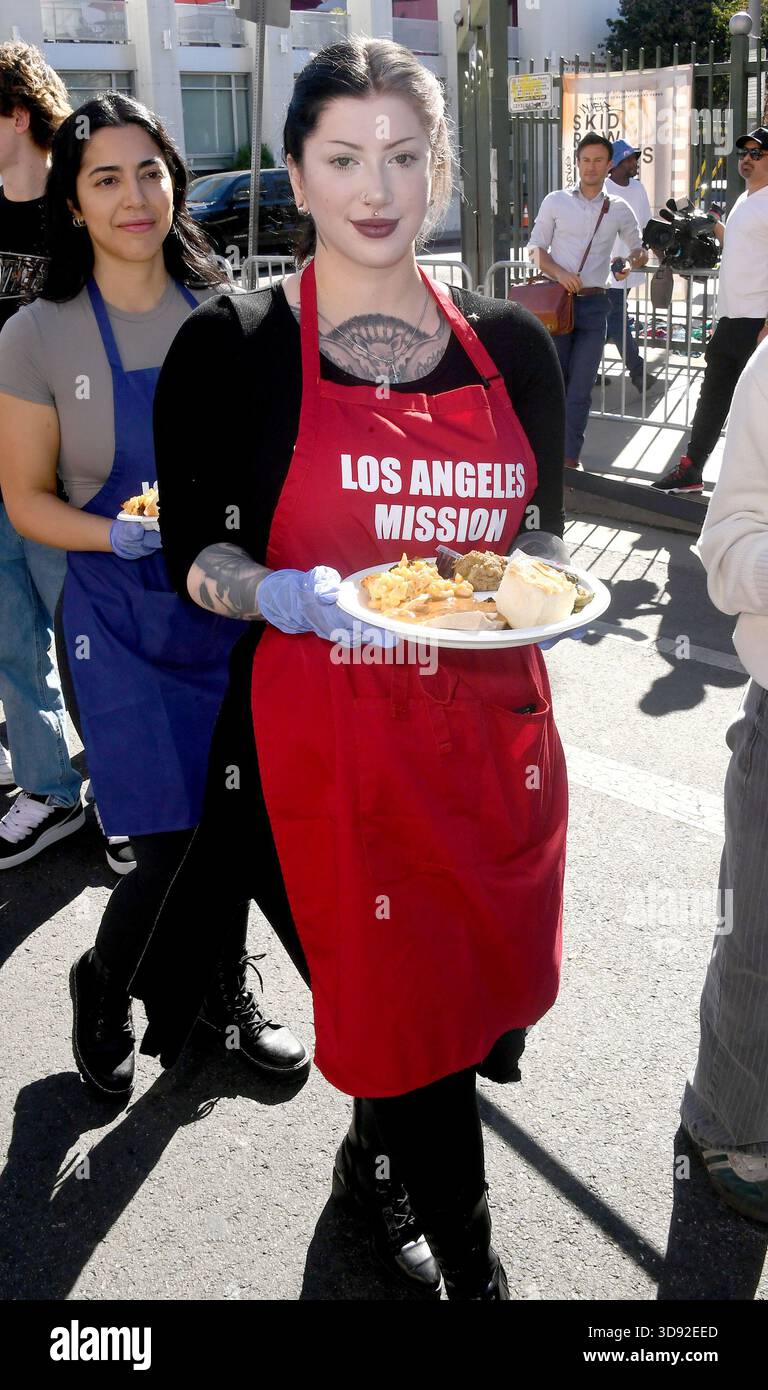 Influencer RAVENGRIIM serves free lunch to the homeless at the LA ...