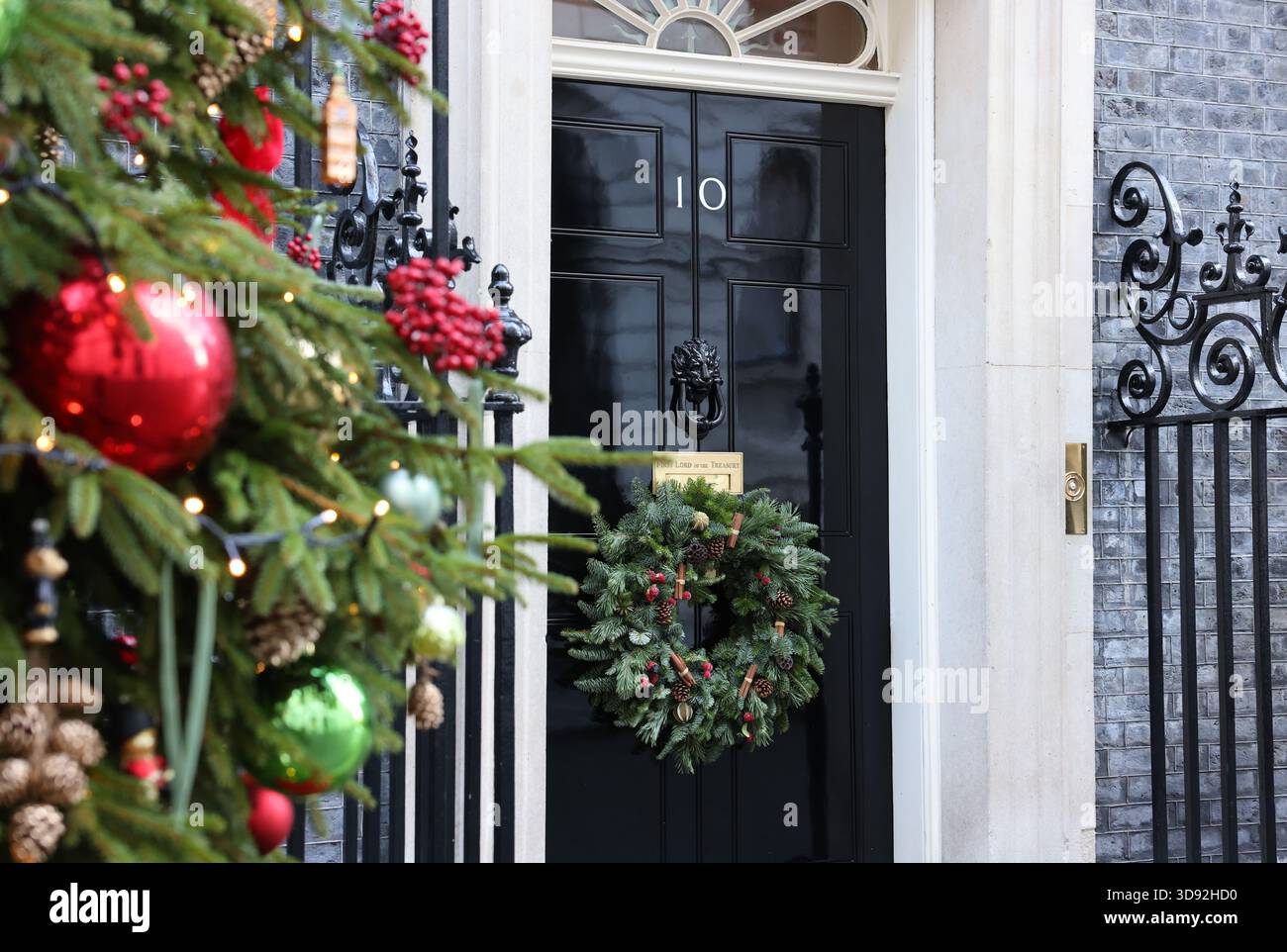 London uk december 2025 festive hi-res stock photography and images - Alamy