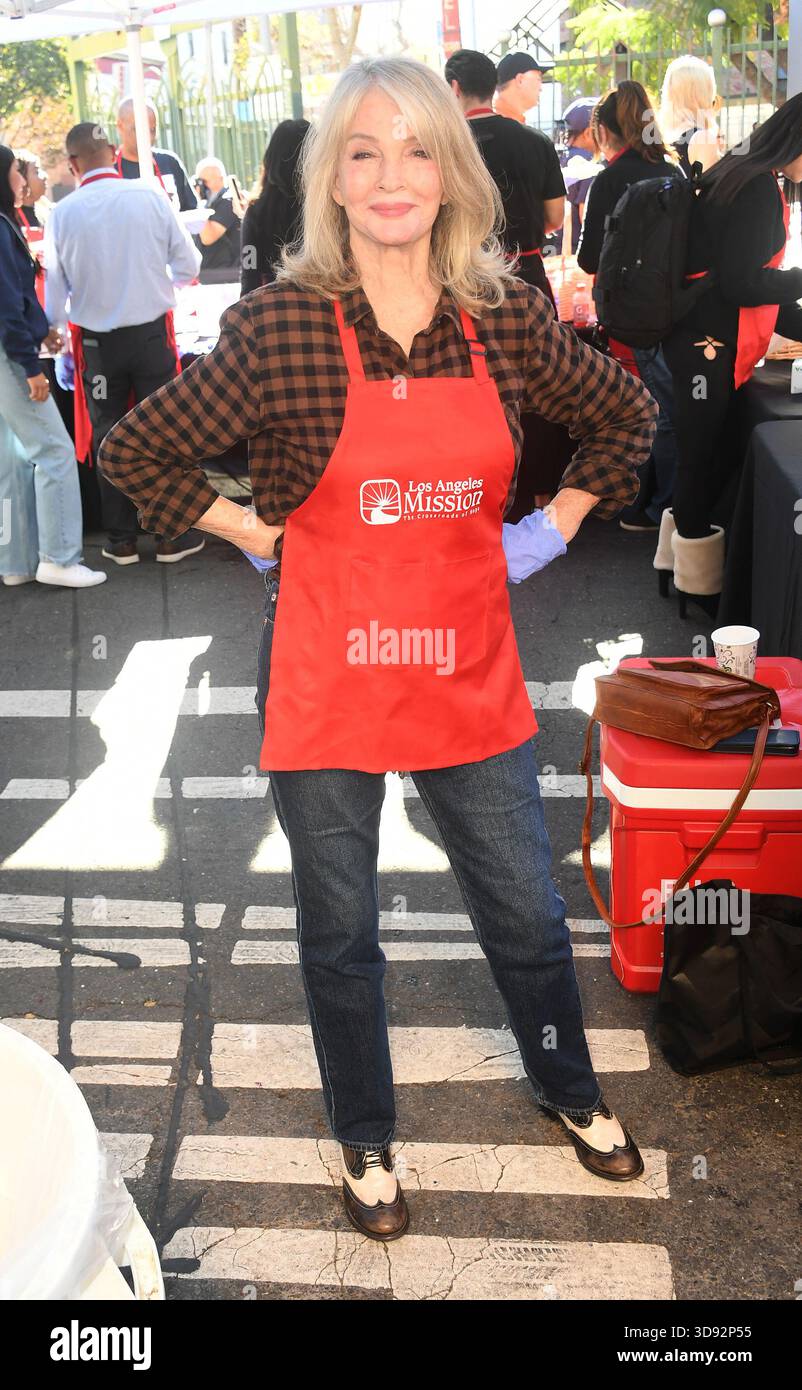 Daytime Actress Deidra Hall serves free lunch to the homeless at the LA ...