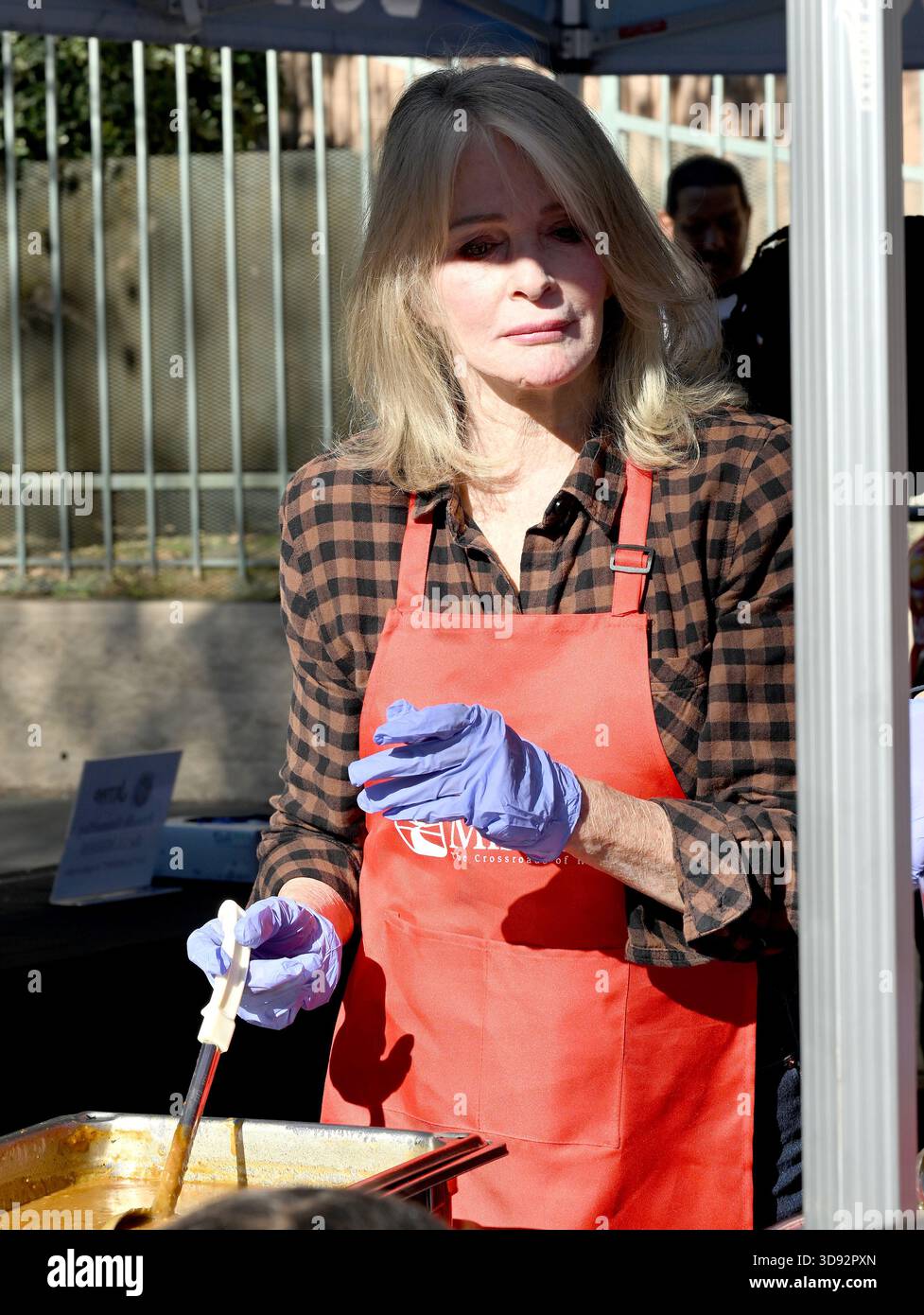 Daytime Actress Deidre Hall serves free lunch to the homeless at the LA ...
