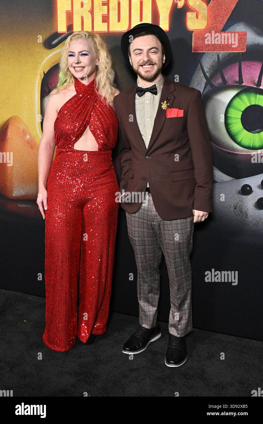 Marta Svetek und Kellen Goff bei der Premiere des Kinofilms Five Nights ...