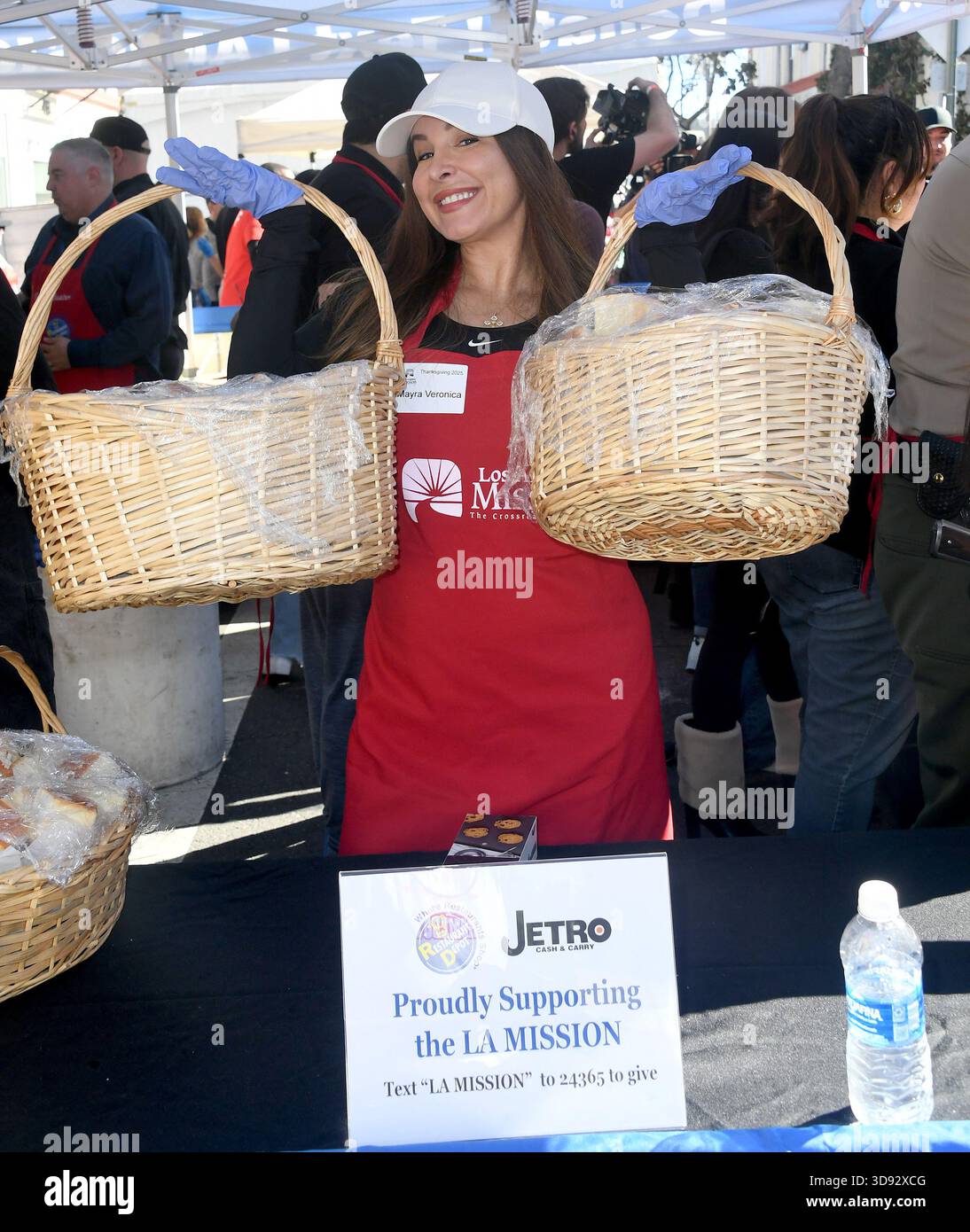 Recording Artist Mayra Veronica serves free lunch to the homeless at ...