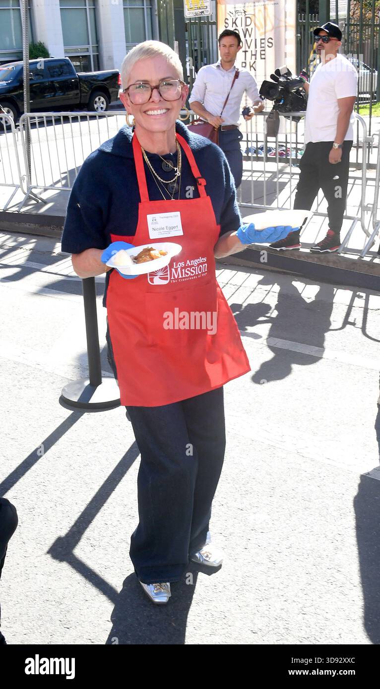 Actress Nicole Eggert serves free lunch to the homeless at the LA ...