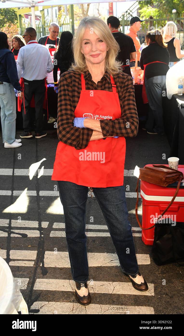 Daytime Actress Deidra Hall serves free lunch to the homeless at the LA ...