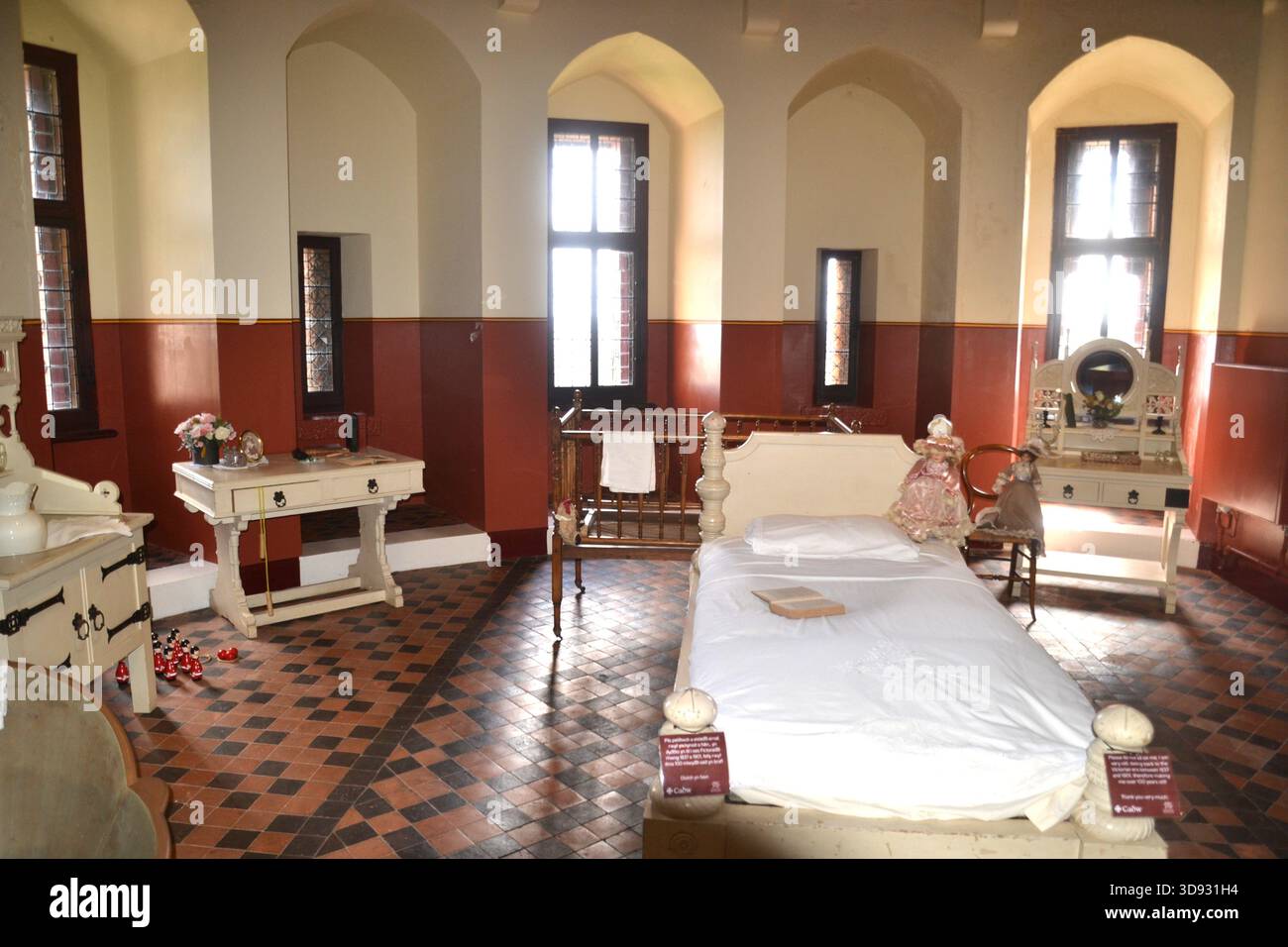 Medieval castle bedroom interior hi-res stock photography and images ...
