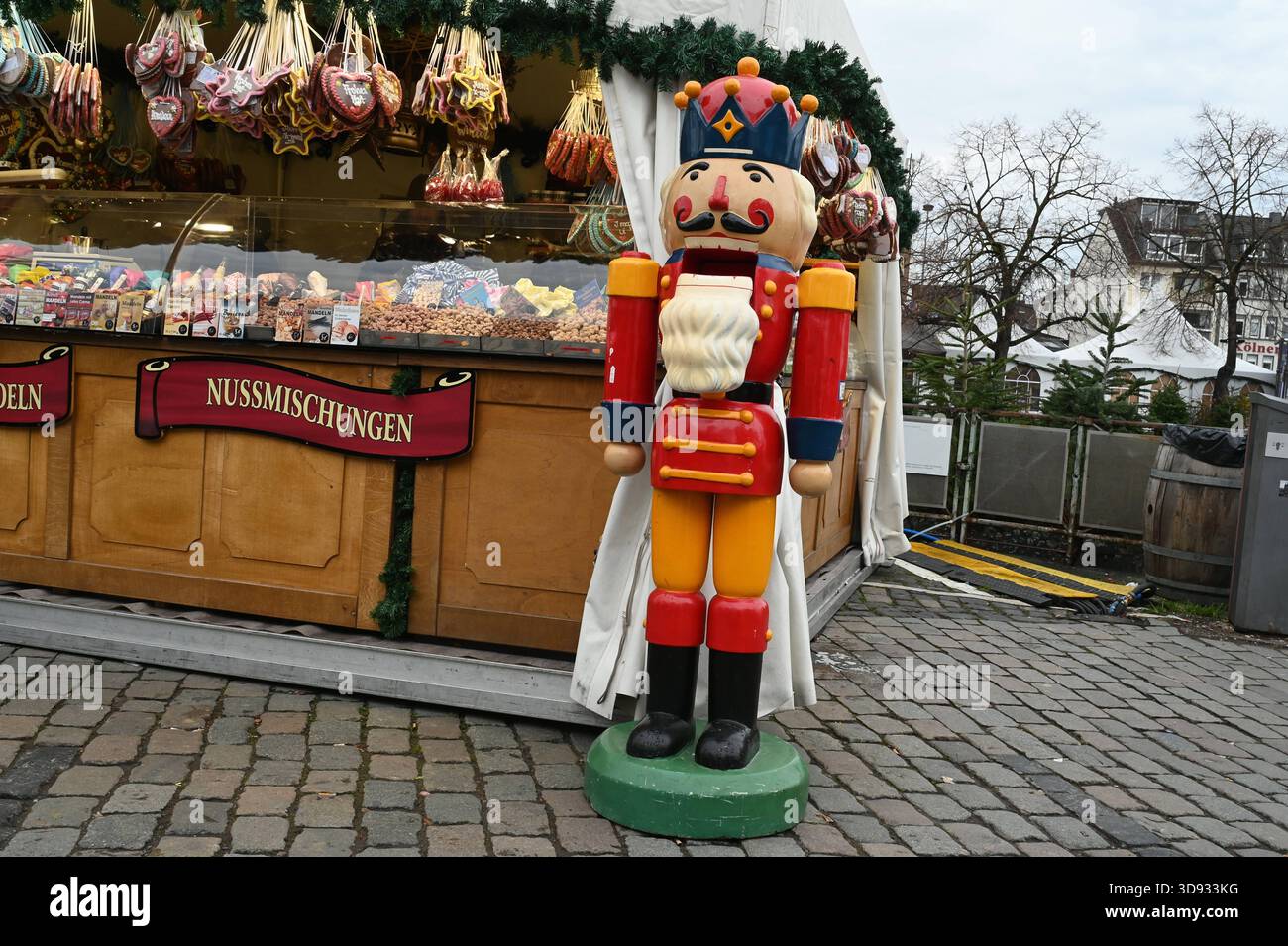 Ein grosser Nussknacker steht an einem Stand auf dem Weihnachtsmarkt ...