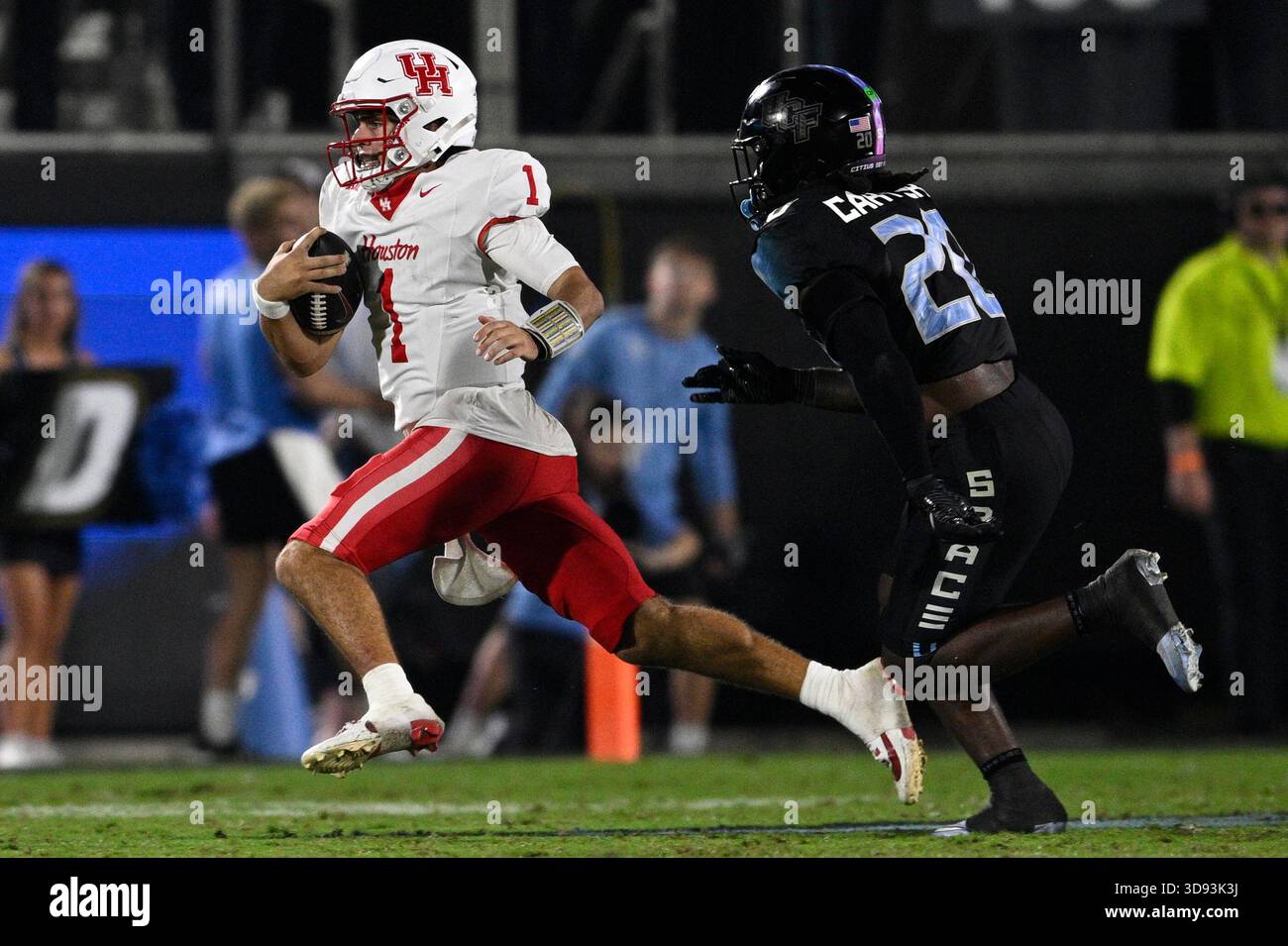 Houston quarterback Conner Weigman (1) scrambles for yardage past ...