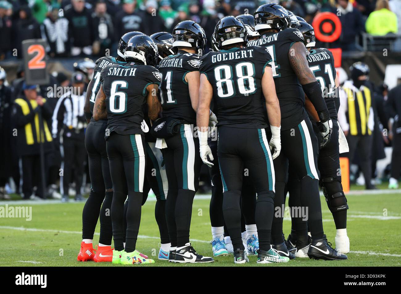 Philadelphia Eagles players huddle up during an NFL football game ...