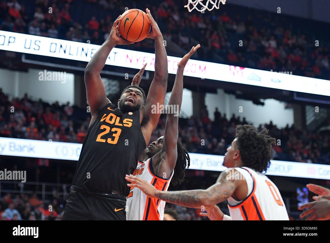 Tennessee forward Jaylen Carey (23) drives to the basket against ...