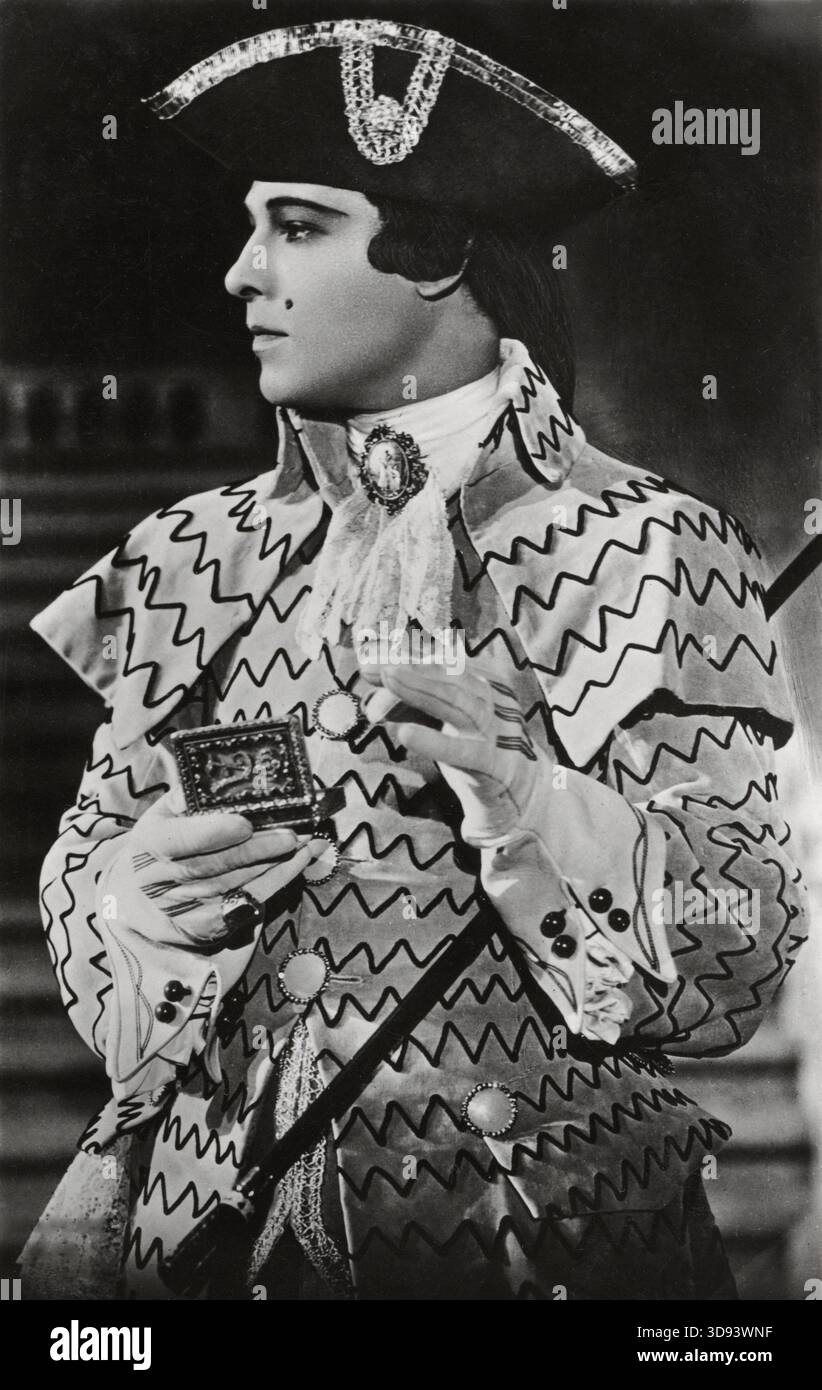 RUDOLPH VALENTINO in MONSIEUR BEAUCAIRE 1924 director SIDNEY OLCOTT ...