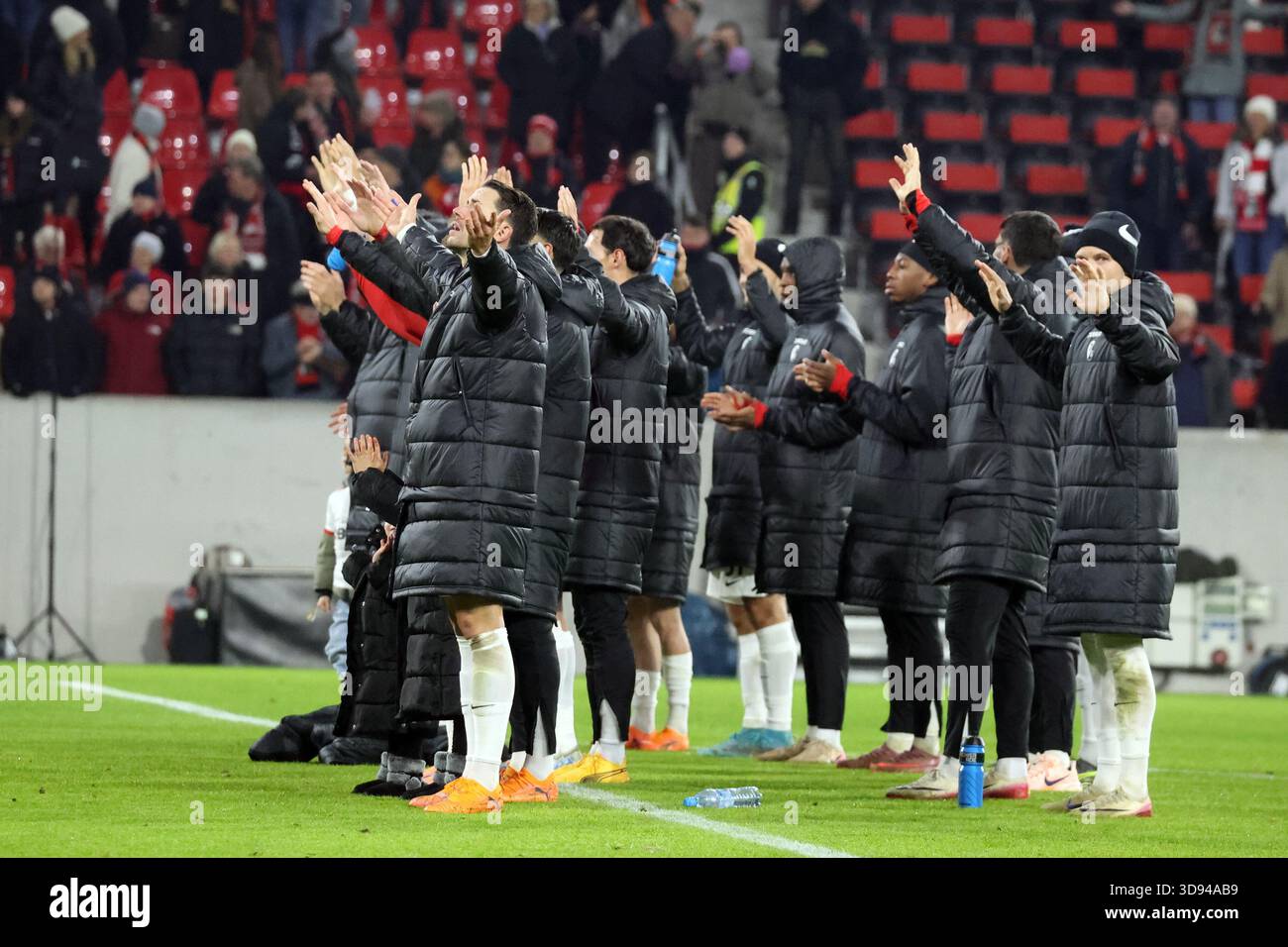 The Freiburg players enjoy the moment after the 2:0 victory and ...
