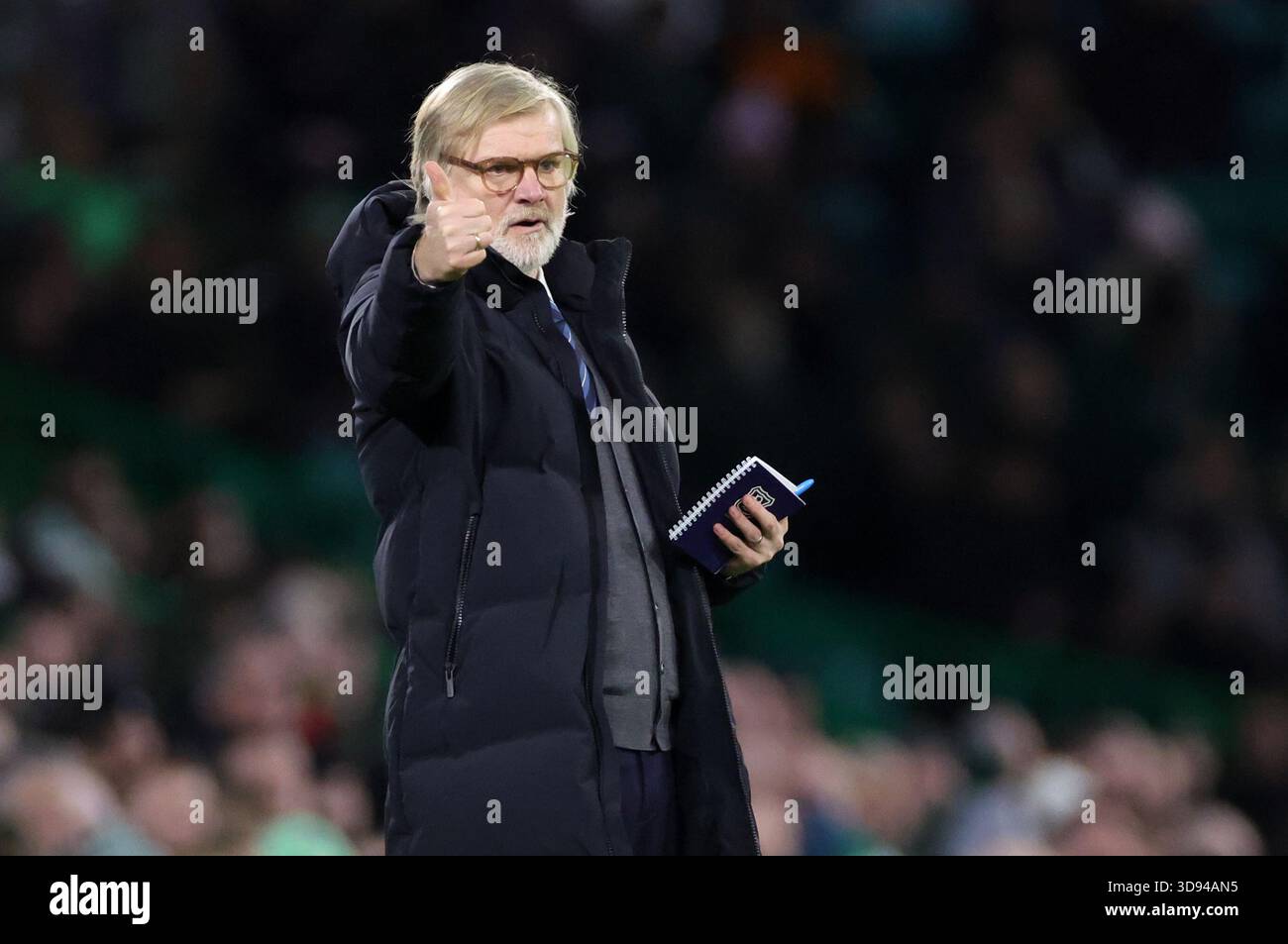 Dundee manager Steven Pressley on the touchline during the William Hill ...