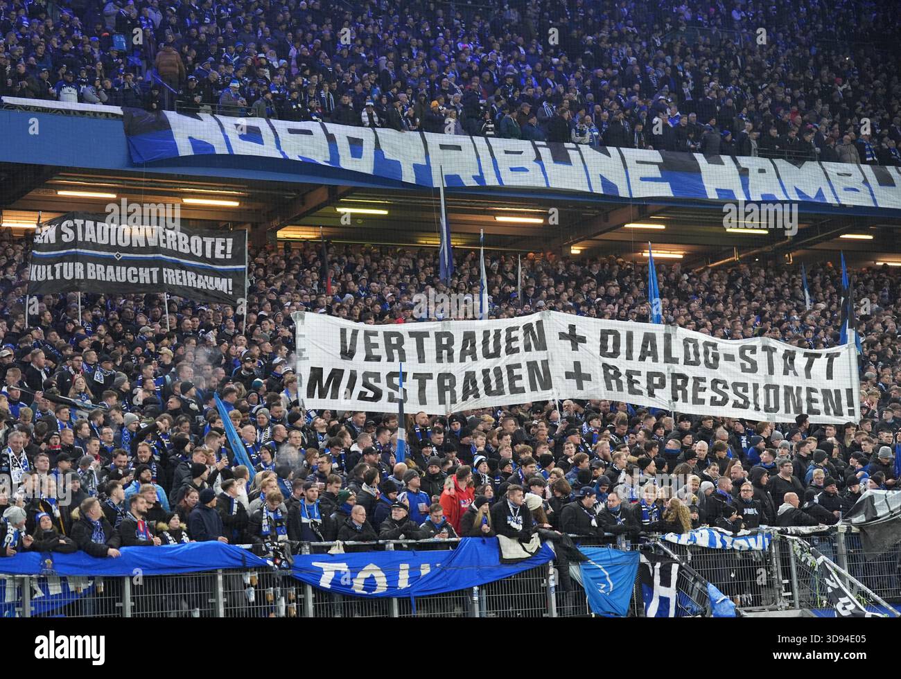 03 December 2025, Hamburg: Soccer: DFB Cup, Hamburger SV - Holstein ...