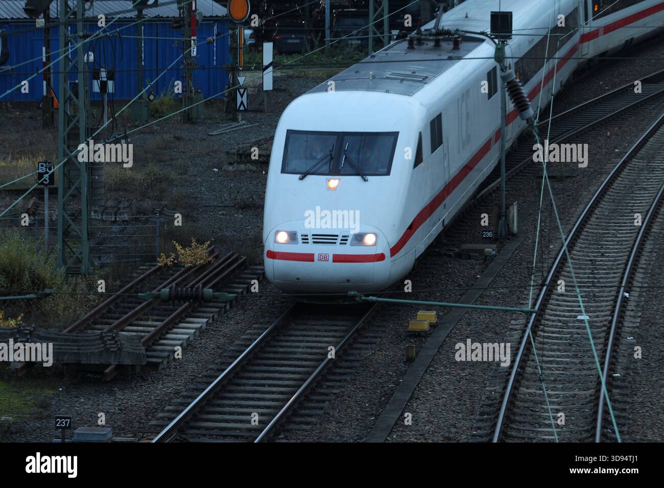Ein Intercity-Express ICE der Deutschen Bahn fährt in den den ...