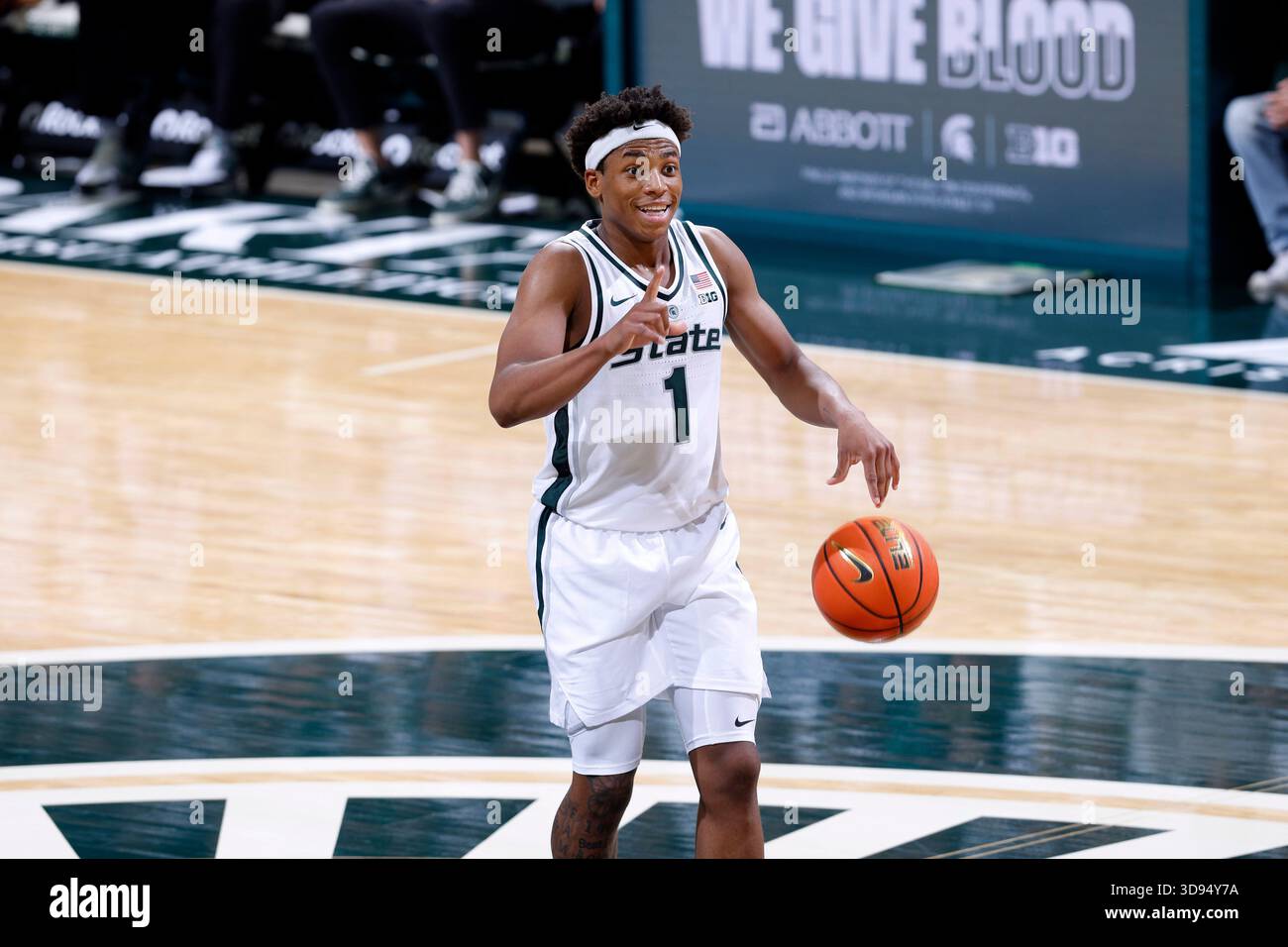 Michigan State guard Jeremy Fears Jr. (1) runs the point during an NCAA ...