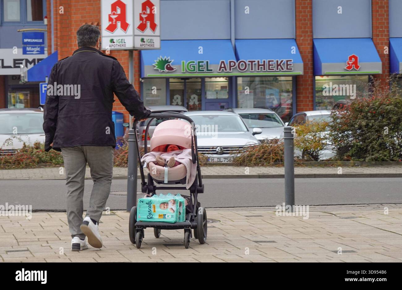 Der stolze Papa führt seine Tochter in der Kinderkarre aus - gesehen am ...
