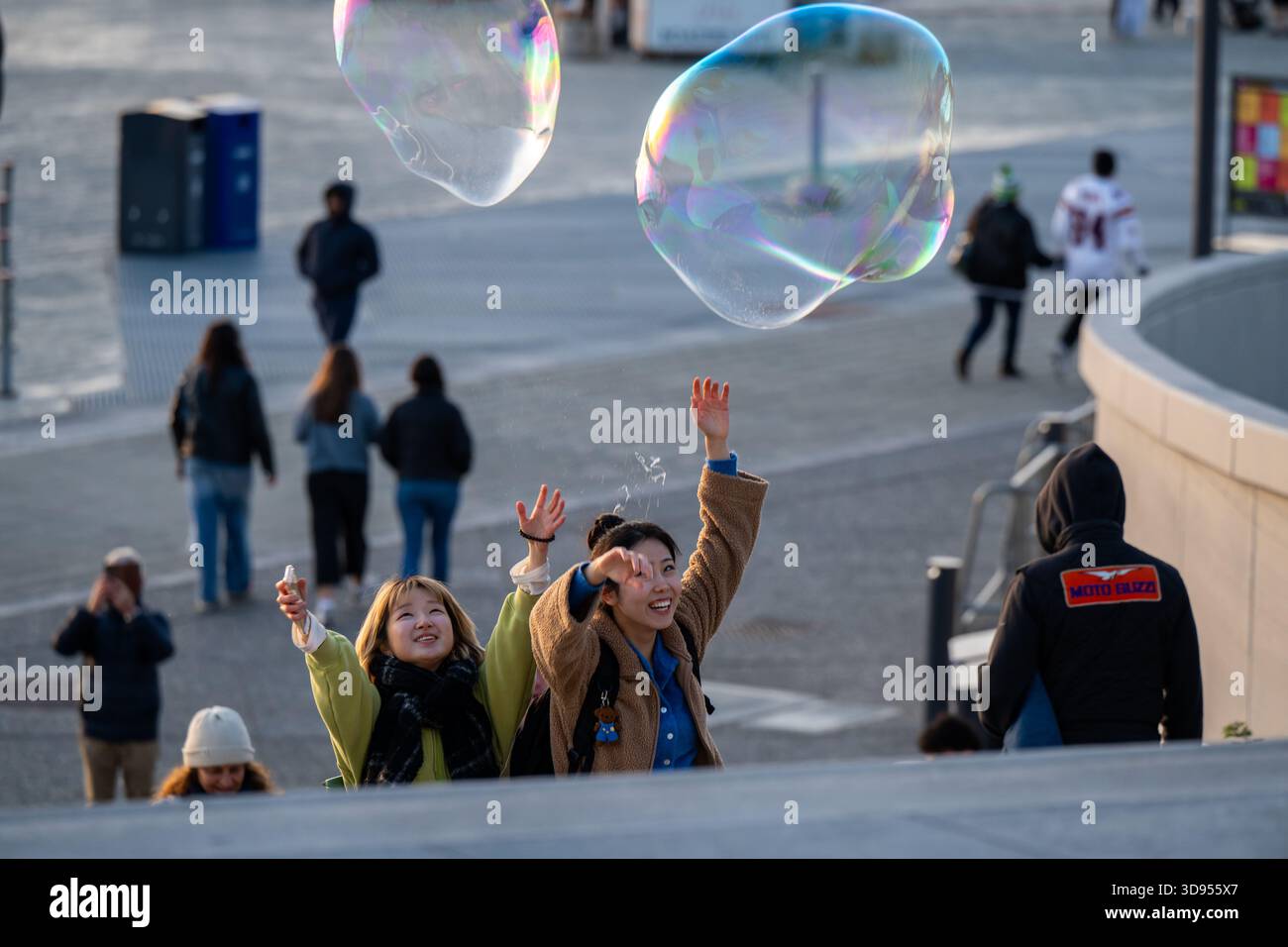 Seattle, USA. 2th Dec 2025. People enjoying bubbles at the Overlook ...
