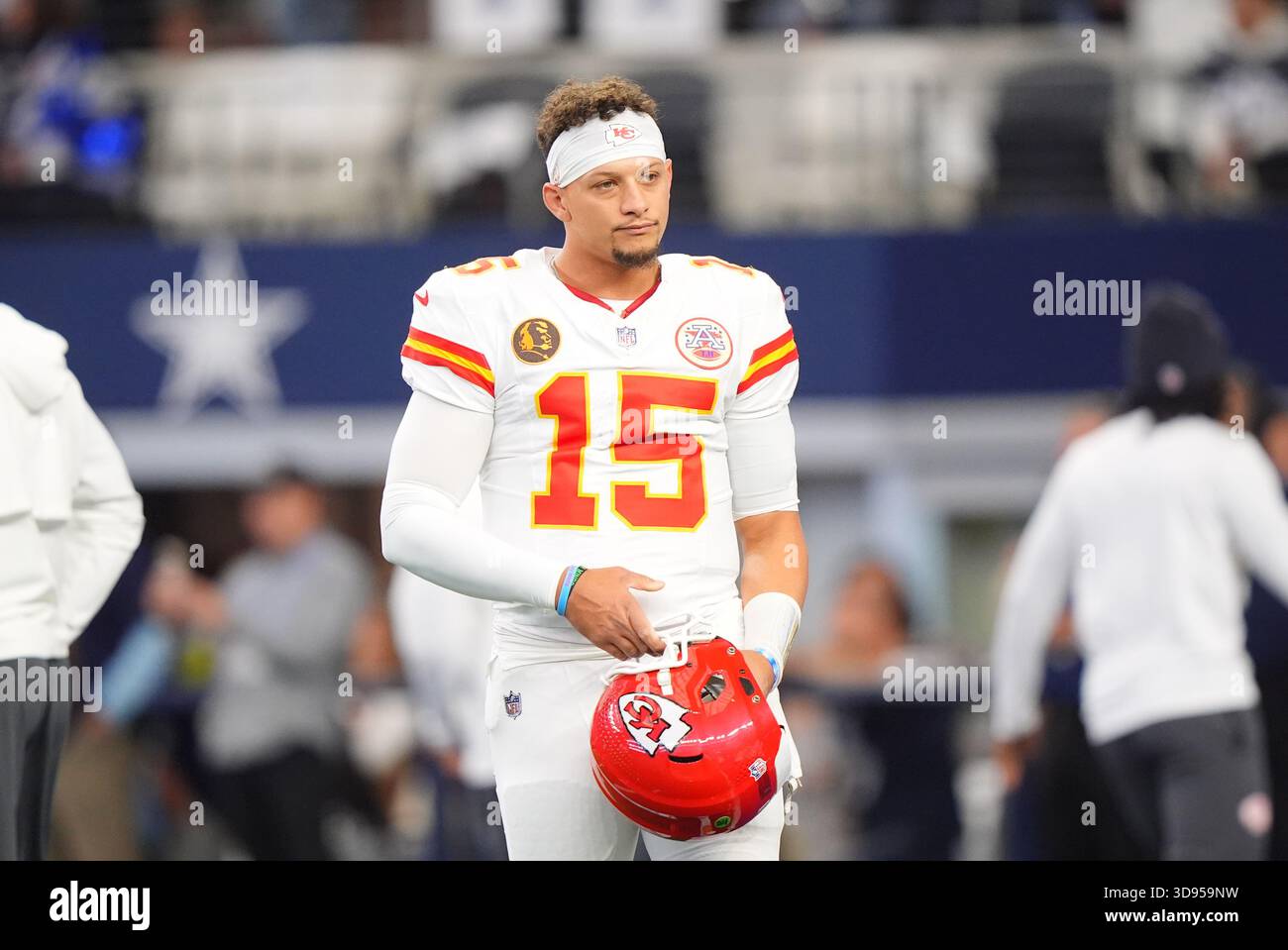 Kansas City Chiefs quarterback Patrick Mahomes warms up before an NFL ...
