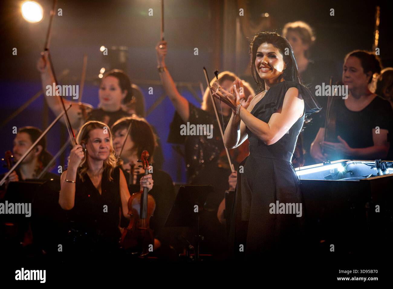 02.12.2025, Dirigentin Alexandra Arrieche, im Hintergrund Mitglieder ...