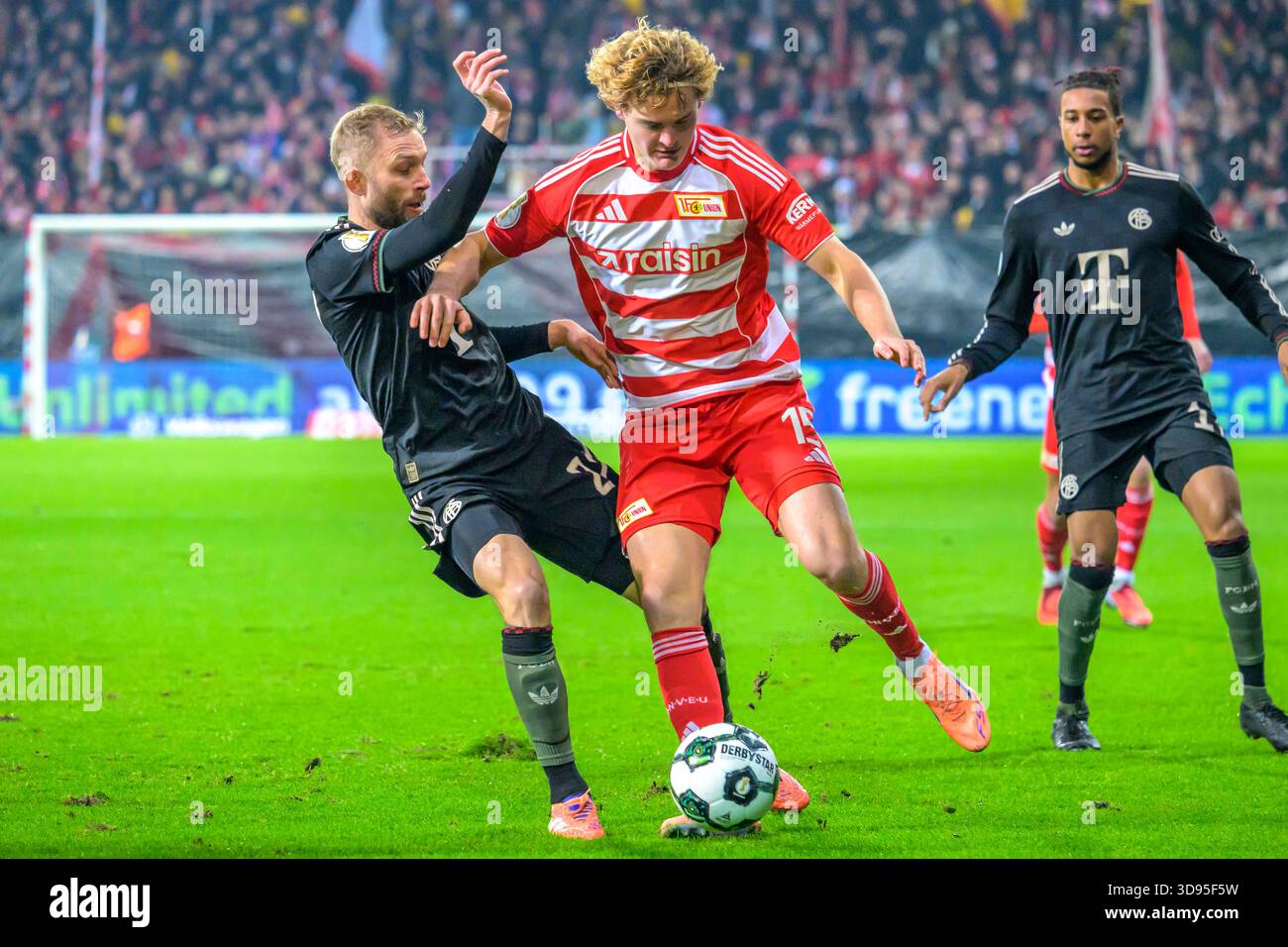 f.l.: Konrad Laimer (FC Bayern Muenchen, 27), Tom Rothe (1.FC Union ...
