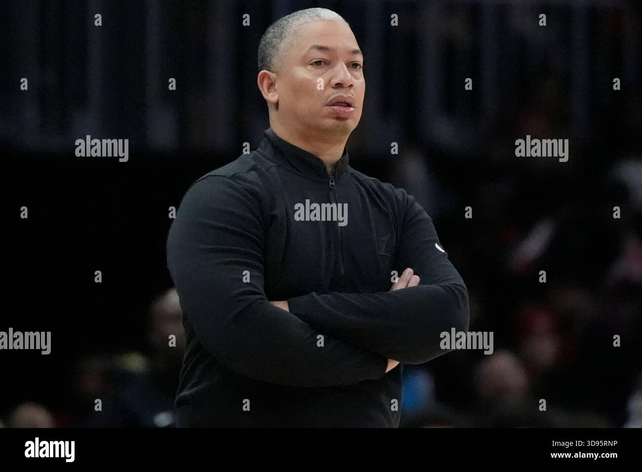 Los Angeles Clippers head coach Tyronn Lue watches play against the ...