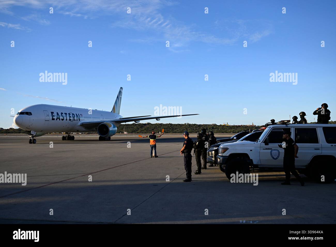 (251204) -- CARACAS, Dec. 4, 2025 (Xinhua) -- A migrant repatriation ...