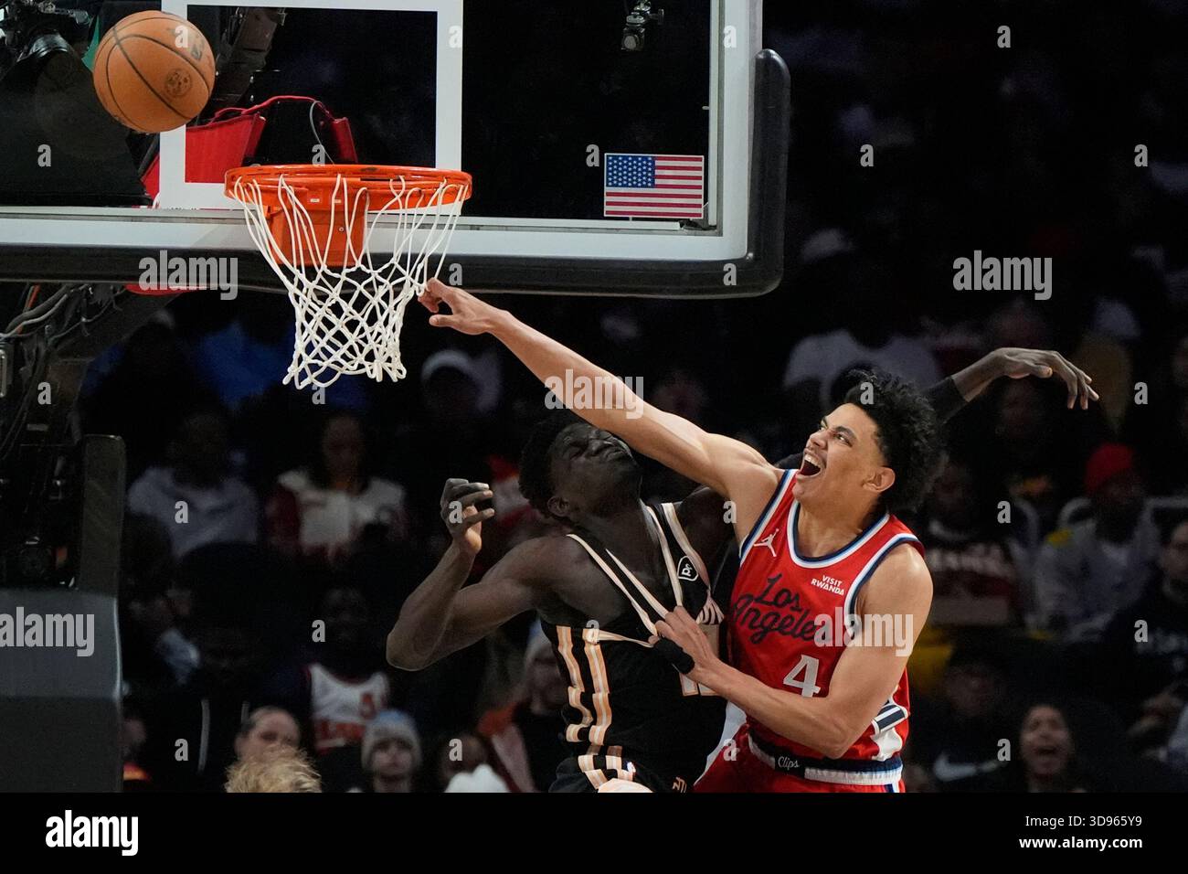 Los Angeles Clippers guard Kobe Sanders (4) shoots against Atlanta ...