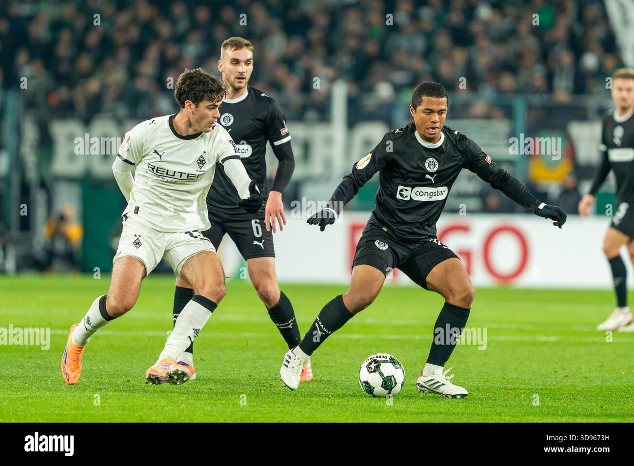 Fujita Joel Chima (FC St. Pauli Hamburg, #16) in a duel against ...