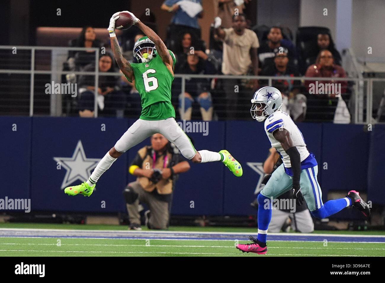 Philadelphia Eagles wide receiver DeVonta Smith (6) catches a pass ...