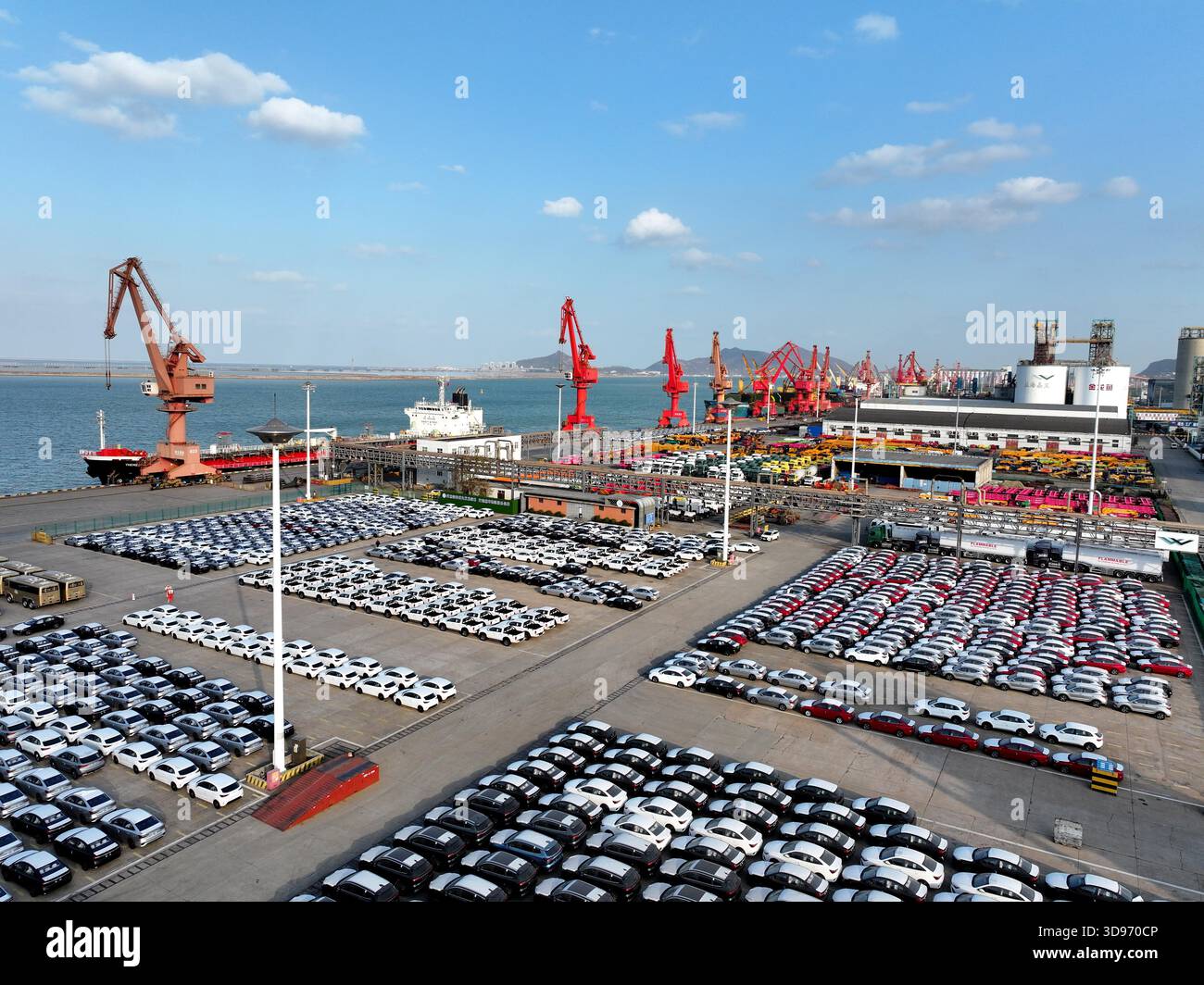Aerial photo shows export-bound vehicles await loading at Lianyungang ...