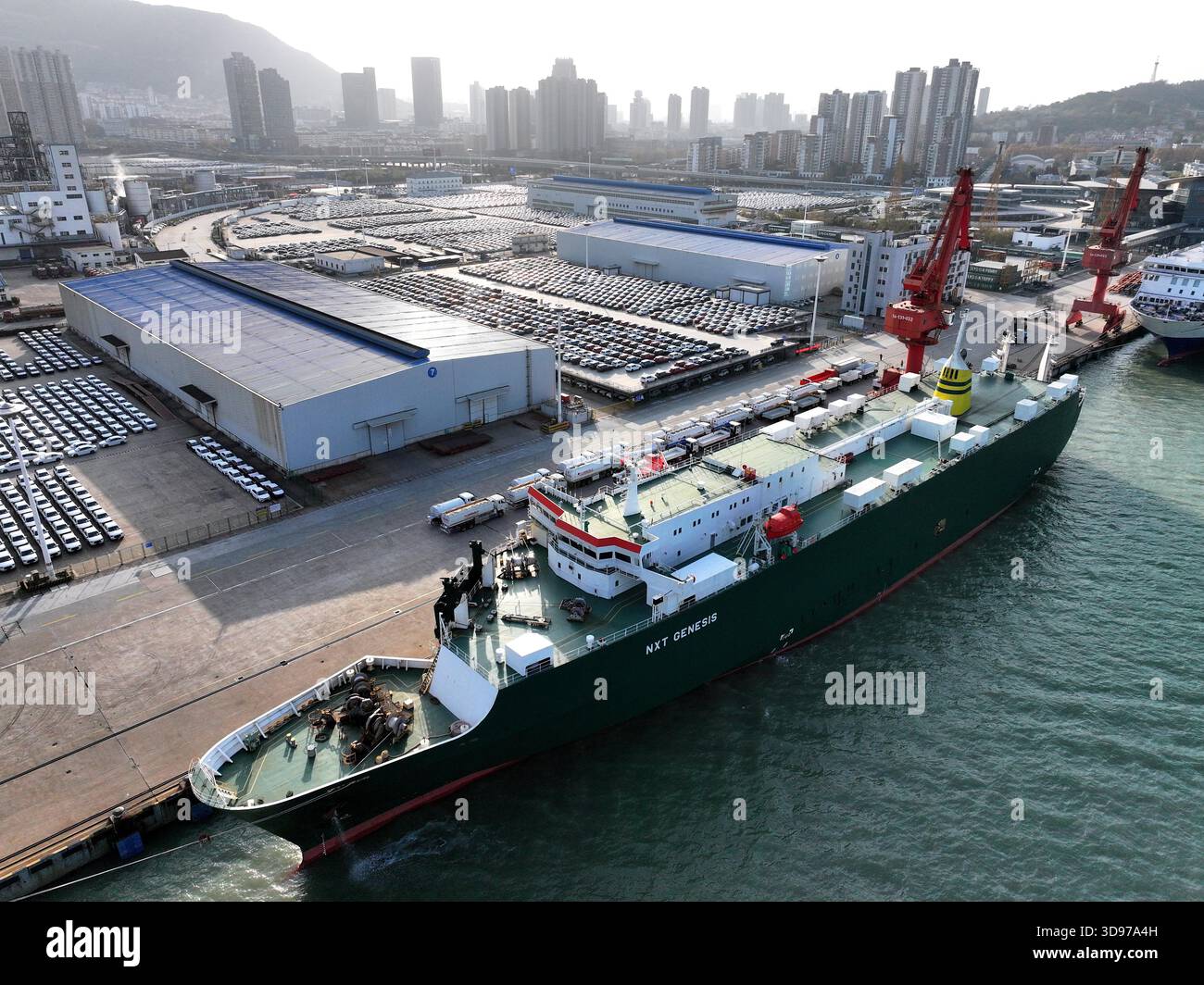 Aerial photo shows export-bound vehicles await loading at Lianyungang ...